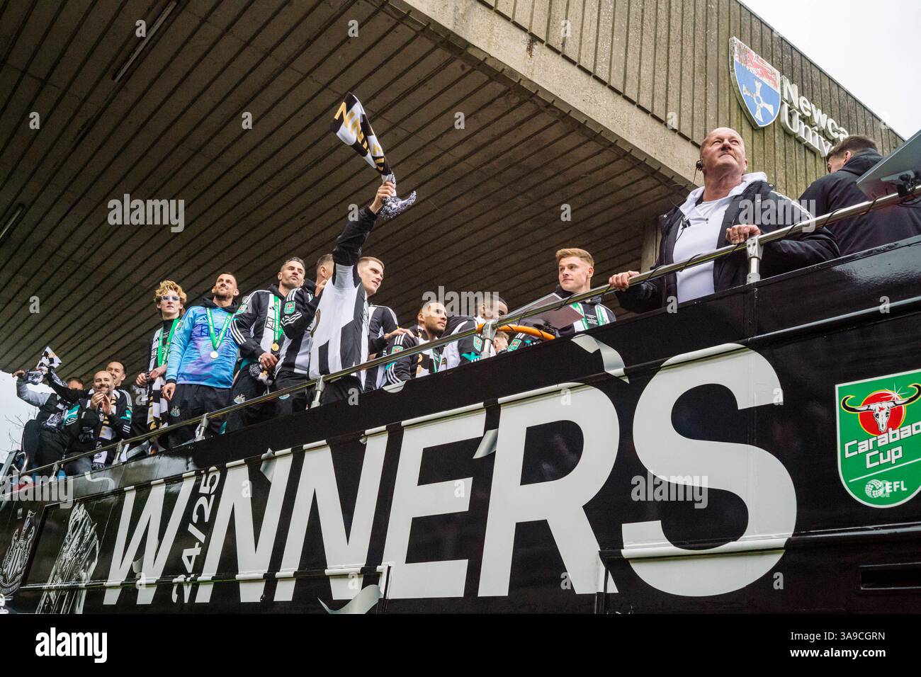 As the cup-final-winning Newcastle United team passes through Newcastle ...