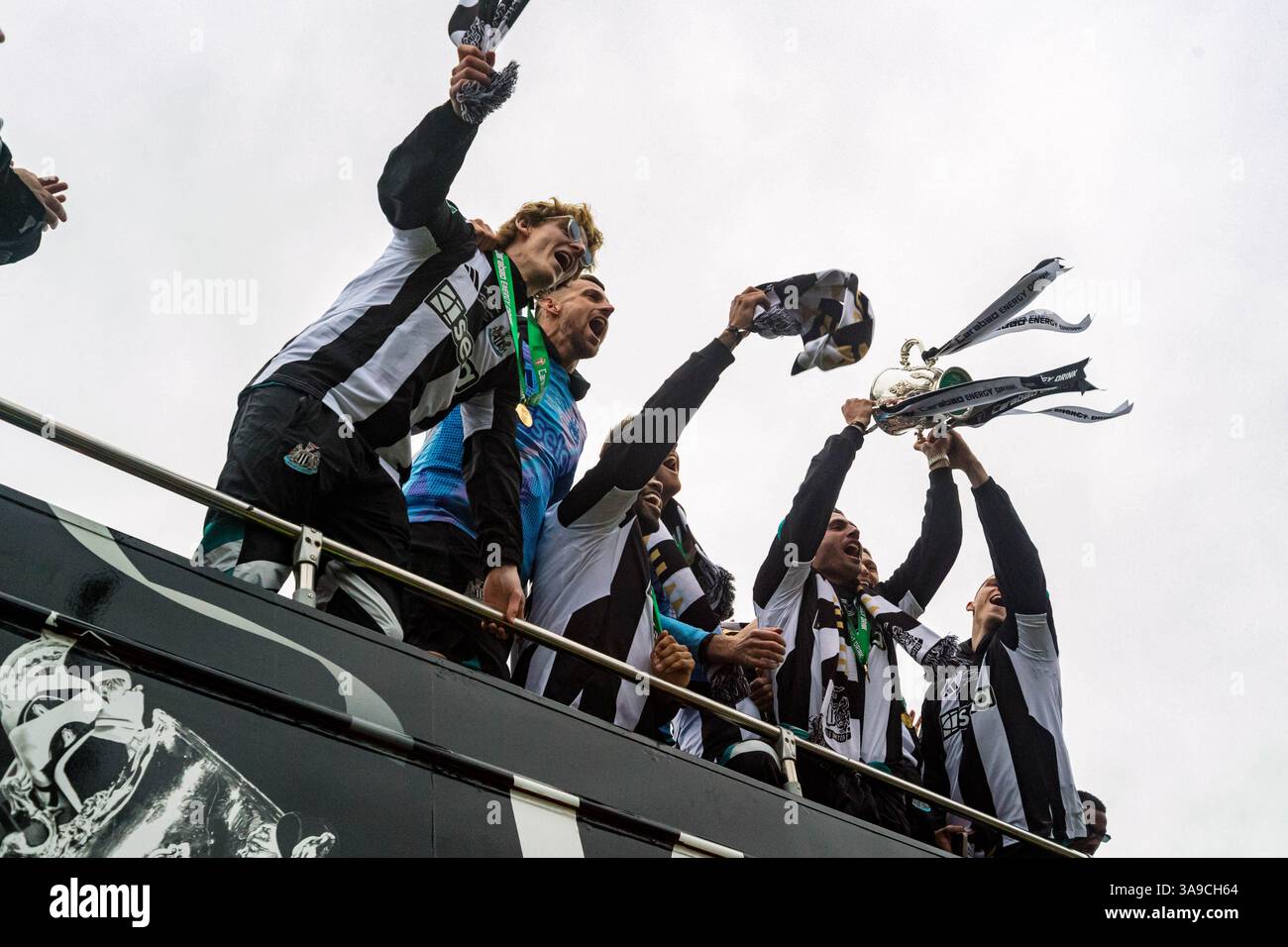 As the cup-final-winning Newcastle United team passes through Newcastle ...