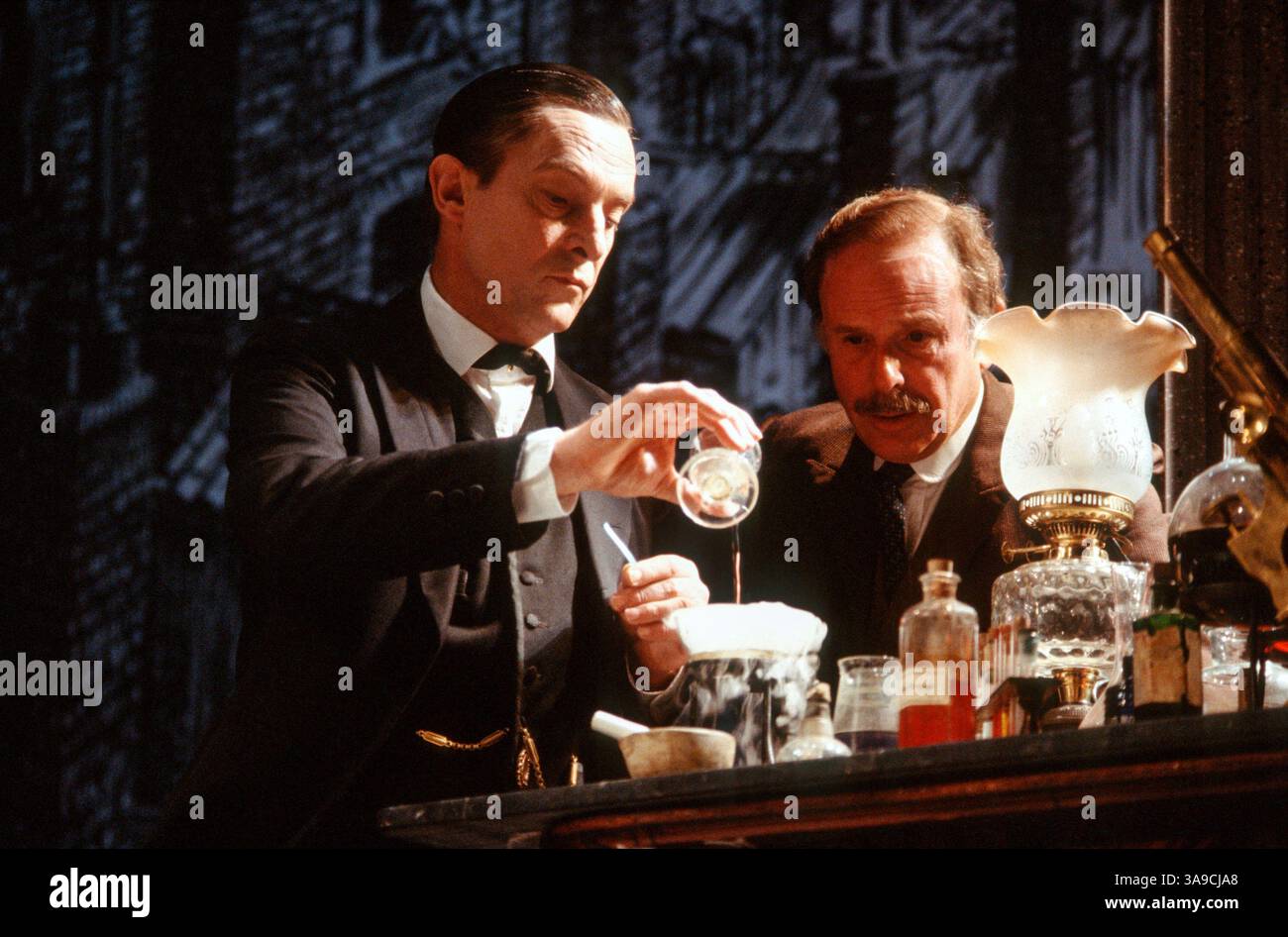 l-r: Jeremy Brett (Sherlock Holmes), Edward Hardwicke (Dr Watson) in ...