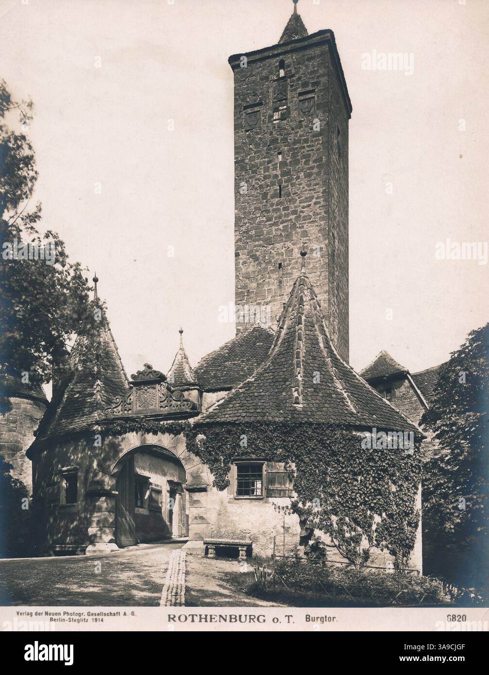 Rothenburg o.T. Klingengasse, old romantic city in Germany, touristic ...