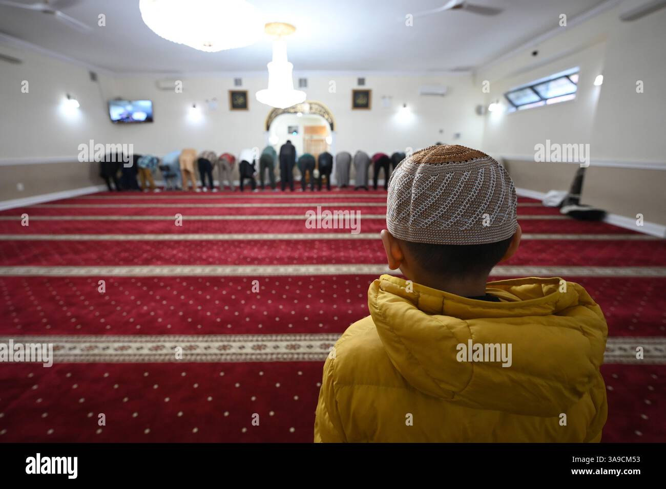 Members of the Indonesian Muslim community take part in the final ...