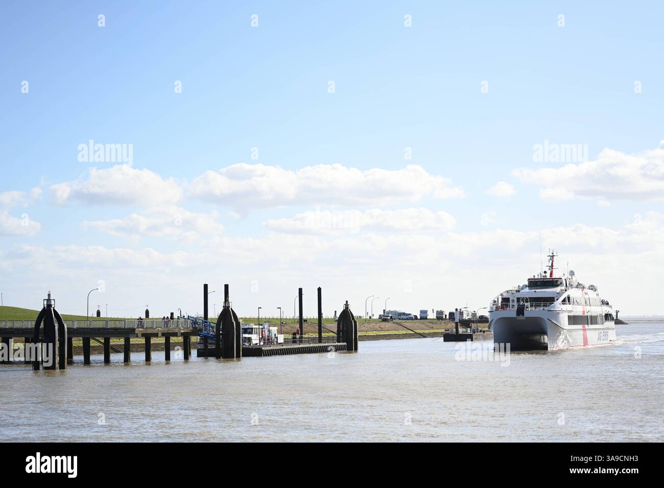 Der Emder Hafen. Die Nordlicht II von Ag-Ems fährt zu seinem Liegeplatz ...