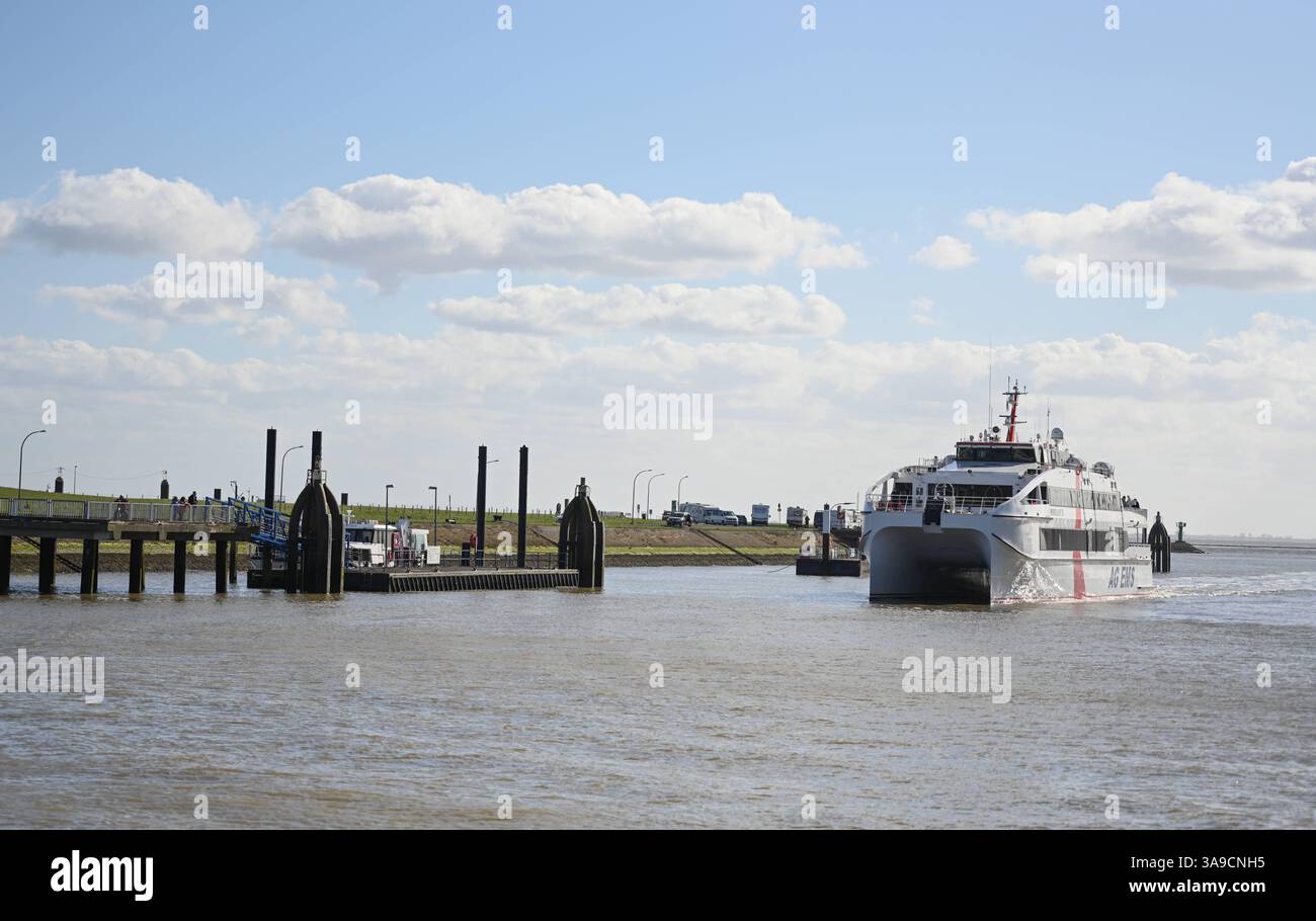 Der Emder Hafen. Die Nordlicht II von Ag-Ems fährt zu seinem Liegeplatz ...
