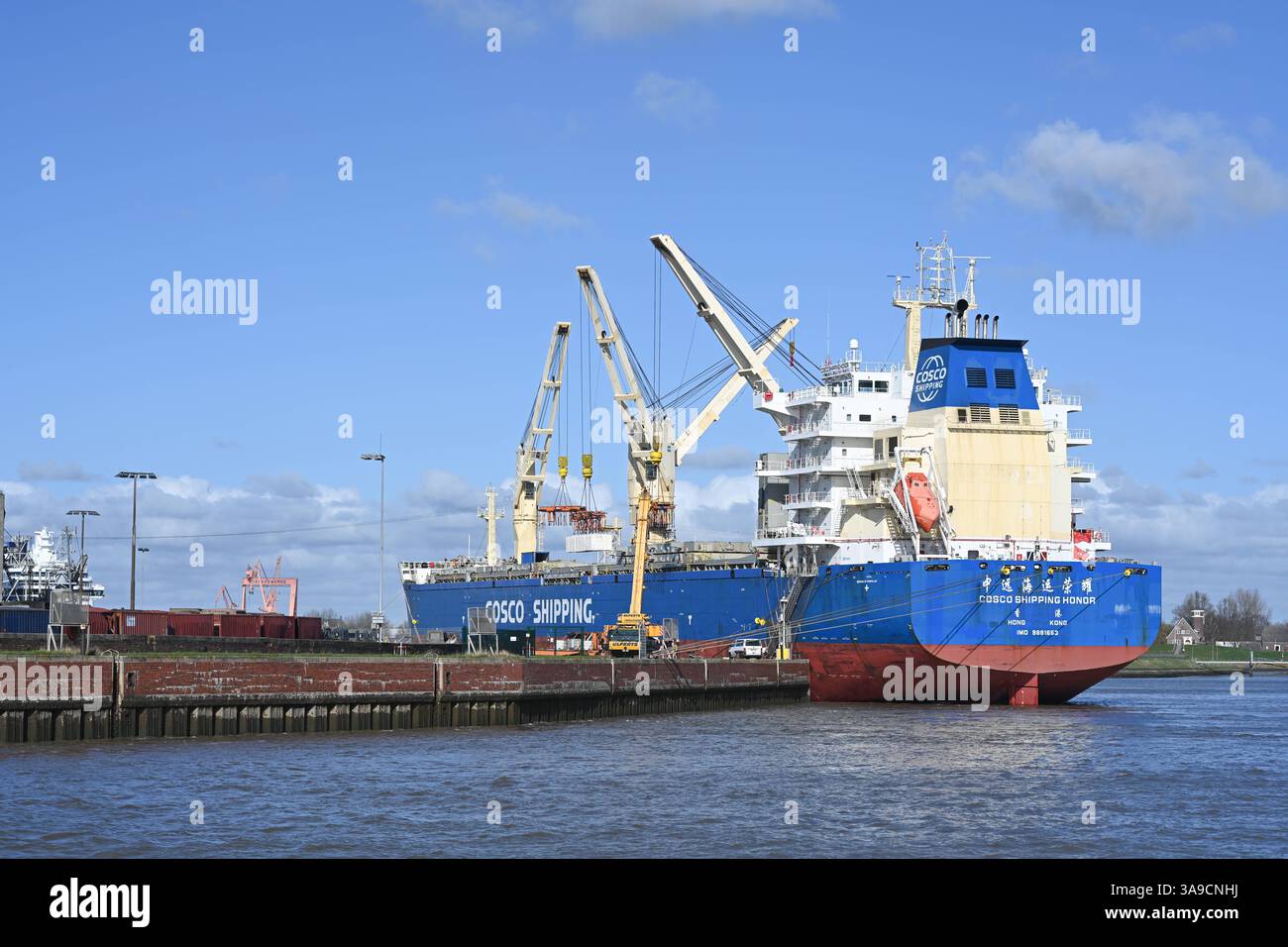 Der Emder Hafen. Ein Frachtschiff wird entladen. Emden Niedersachsen ...