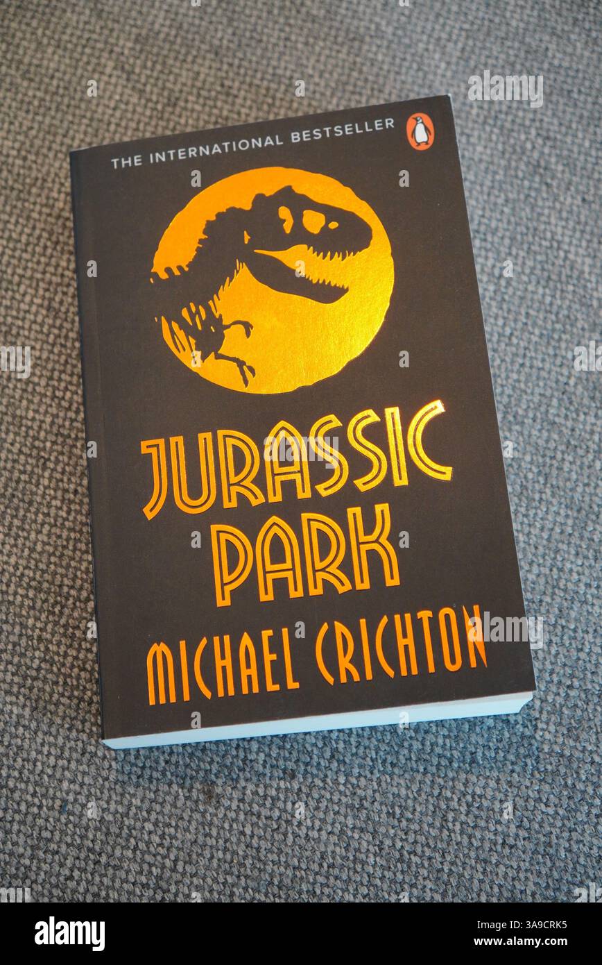 Jurassic park book cover hi-res stock photography and images - Alamy