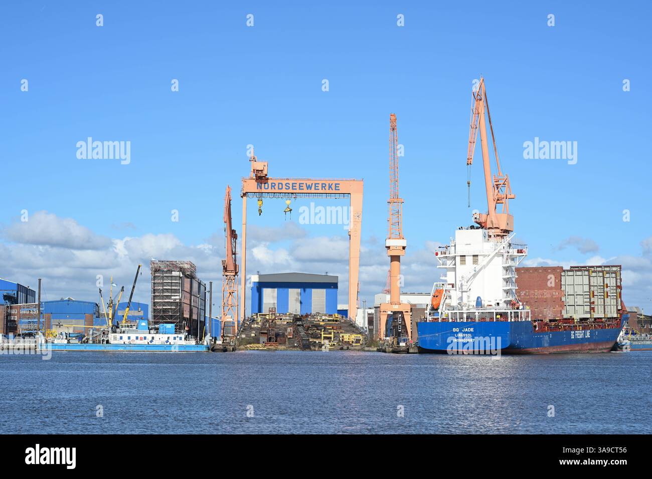 Blick auf die Emden Dockyard. Auf dem ehemaligen Werftgelände der Nordseewerke in Emden werden ...