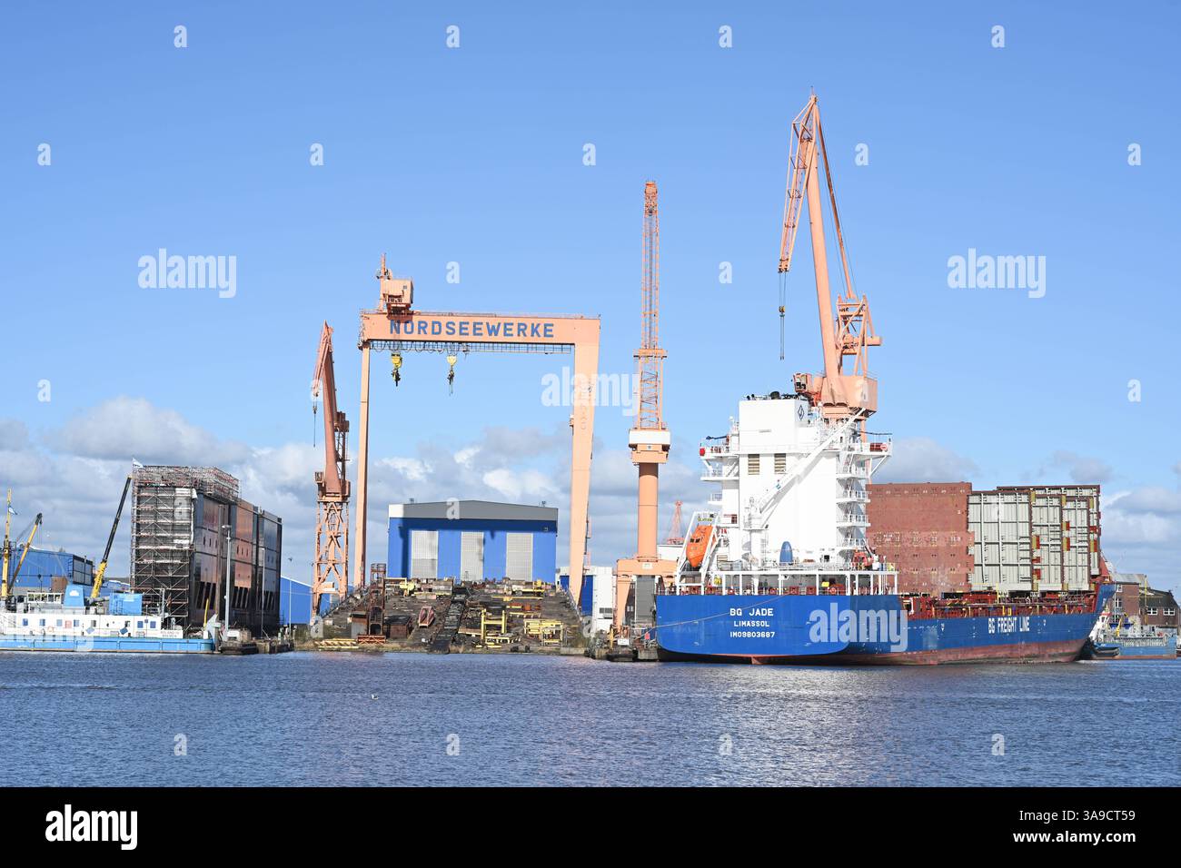 Blick auf die Emden Dockyard. Auf dem ehemaligen Werftgelände der Nordseewerke in Emden werden ...