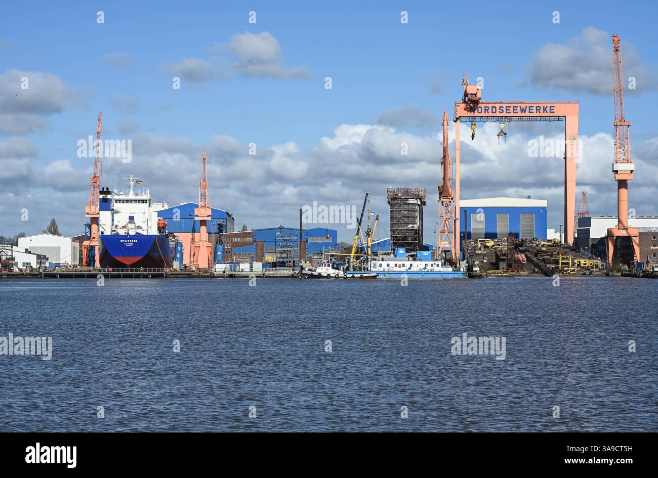 Blick auf die Emden Dockyard. Auf dem ehemaligen Werftgelände der Nordseewerke in Emden werden ...