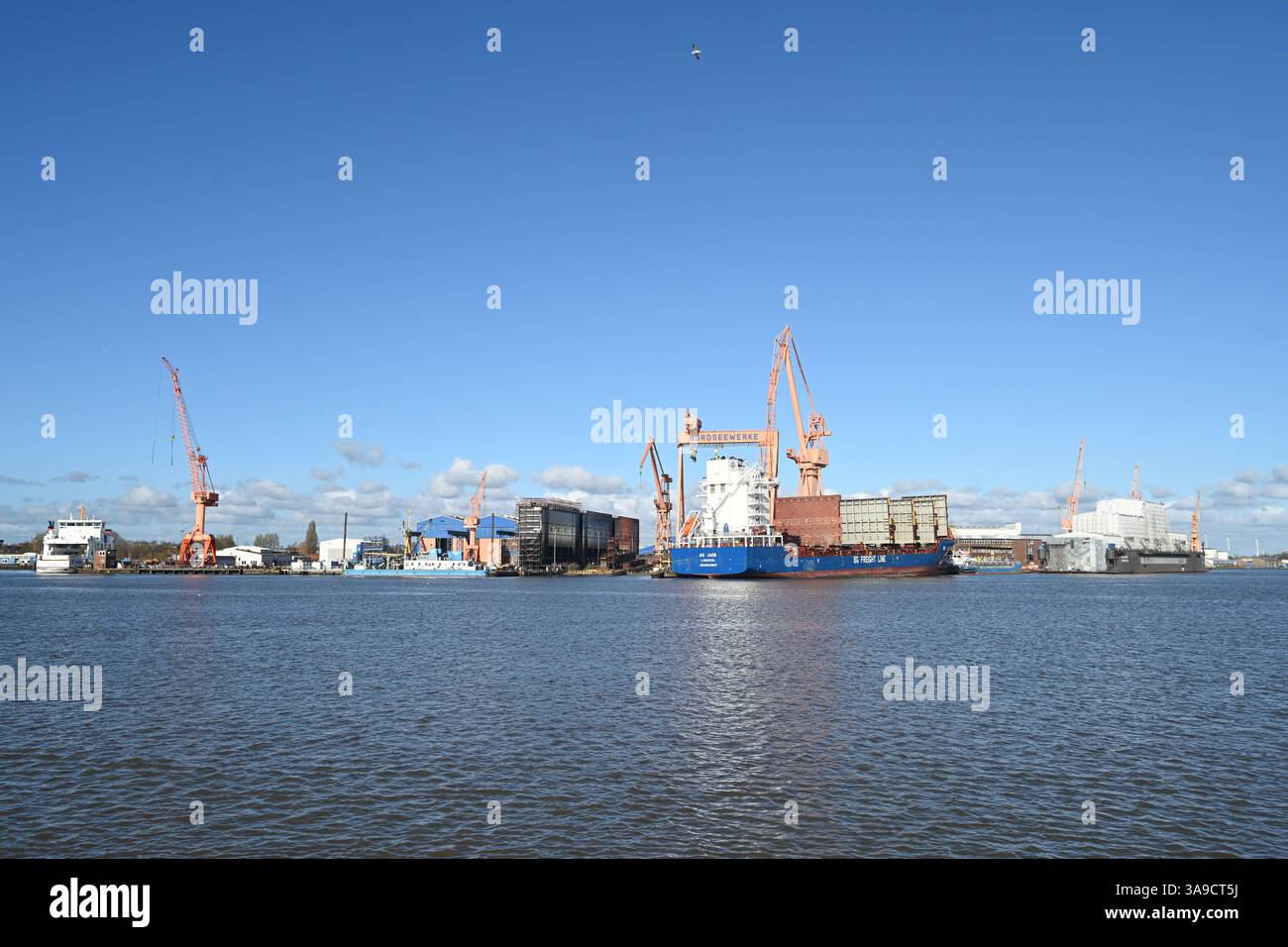 Blick auf die Emden Dockyard. Auf dem ehemaligen Werftgelände der Nordseewerke in Emden werden ...