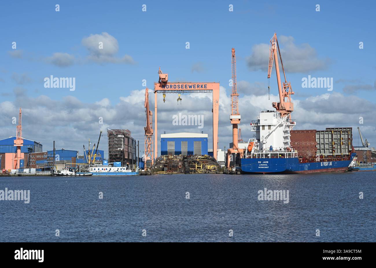Blick auf die Emden Dockyard. Auf dem ehemaligen Werftgelände der Nordseewerke in Emden werden ...