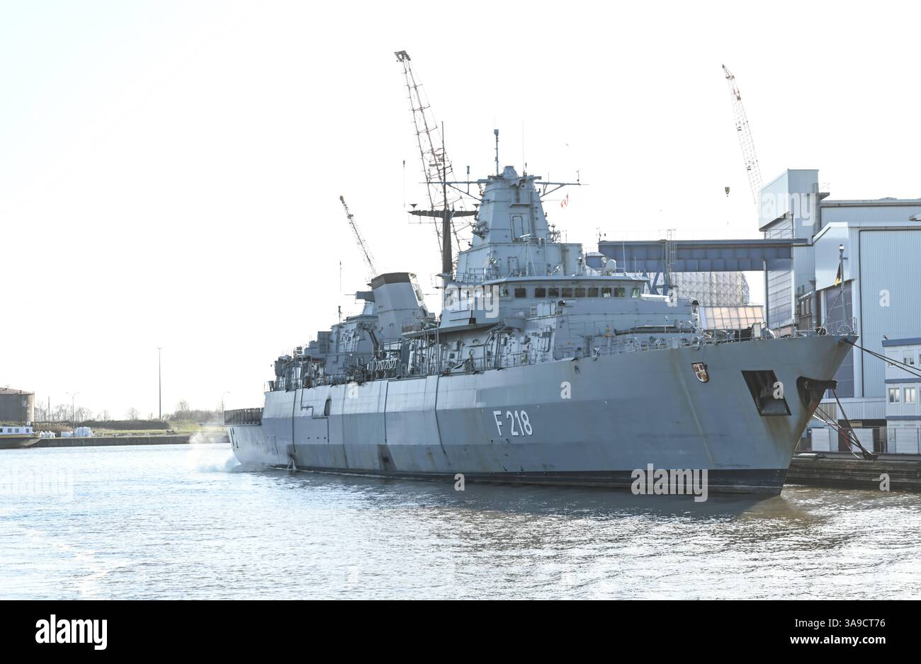Blick auf die Emden Dockyard. Die Fregatte F218 / Mecklenburg ...