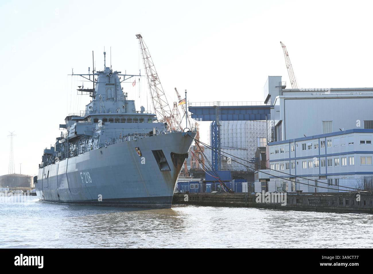 Blick auf die Emden Dockyard. Die Fregatte F218 / Mecklenburg ...