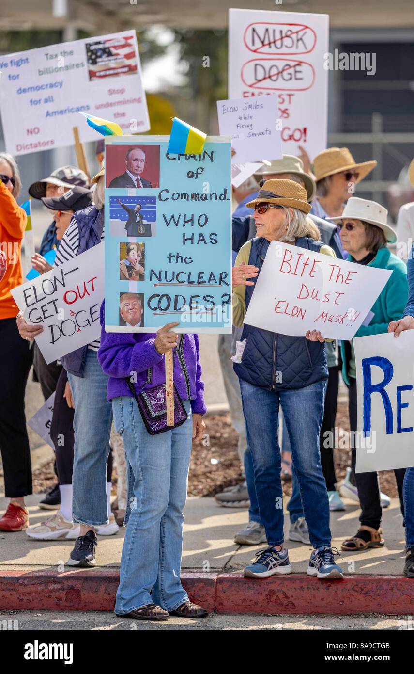 Elon Musk protesters and supporters of President Trump and his policies ...