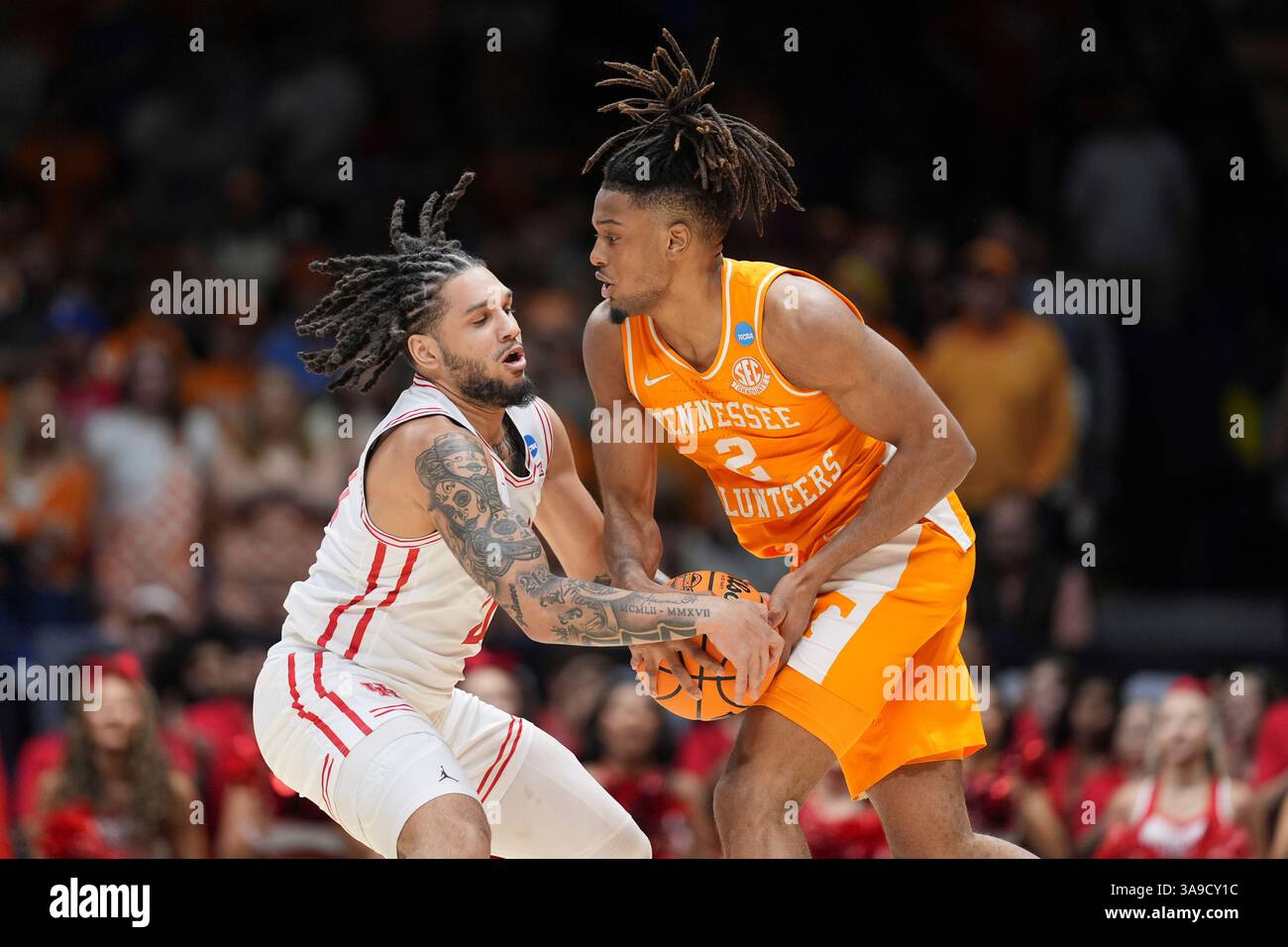 Tennessee's Chaz Lanier (2) and Houston's Emanuel Sharp, left, battle ...