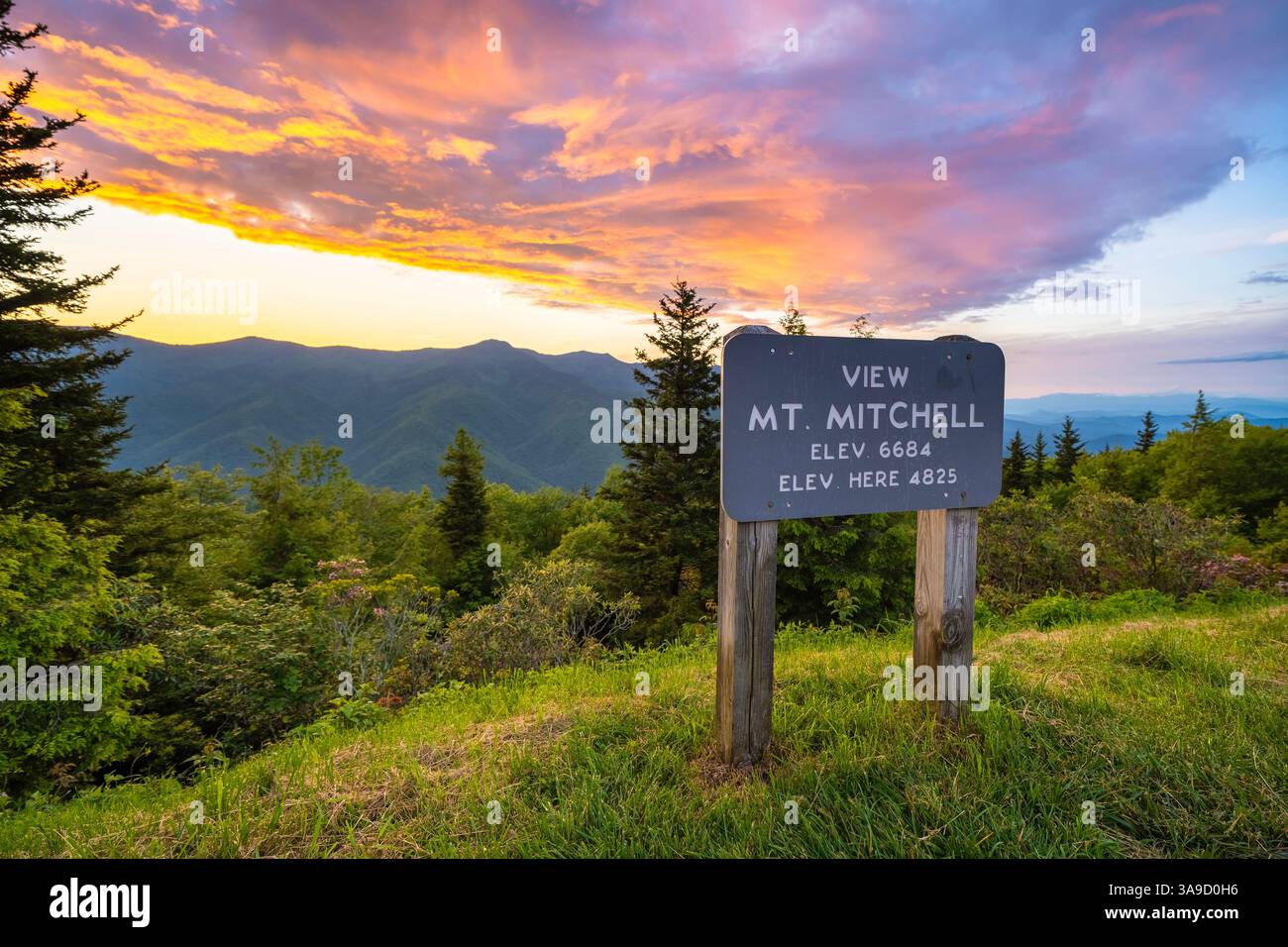 Scenic drive road trip on Blue Ridge Parkway in North Carolina ...
