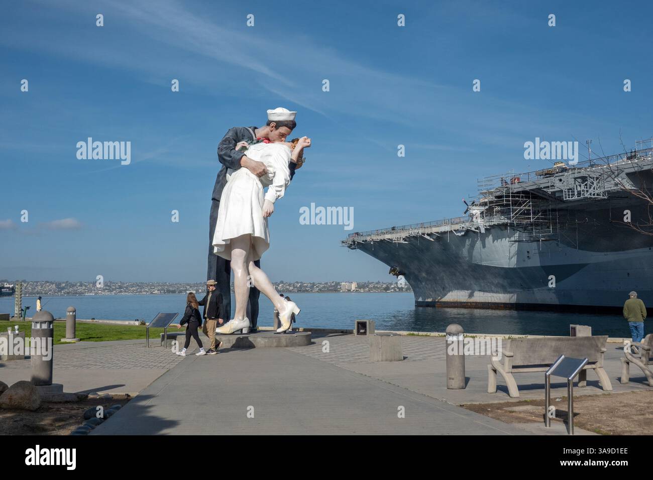 Unconditional Surrender Statue By Artist Seward Johnson, Based On A ...