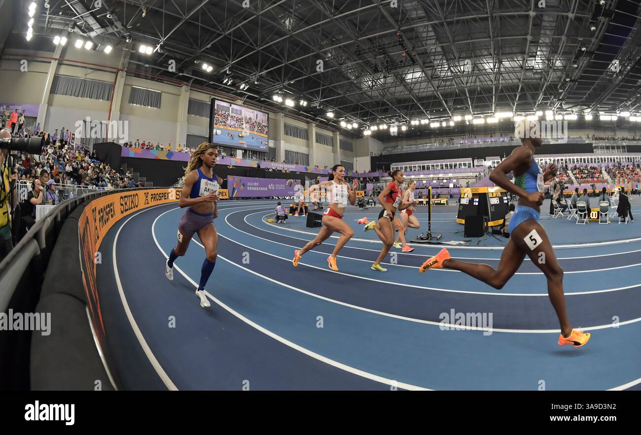 Nia Akins of the USA competing in the women’s 800m heat 4 at the World ...