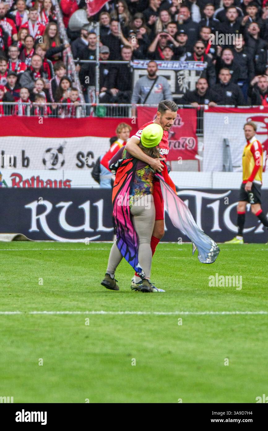 Flitzer w?hrend dem Spiel welche als Schmetterling verkleidet ist und Christian G?nter (SC ...