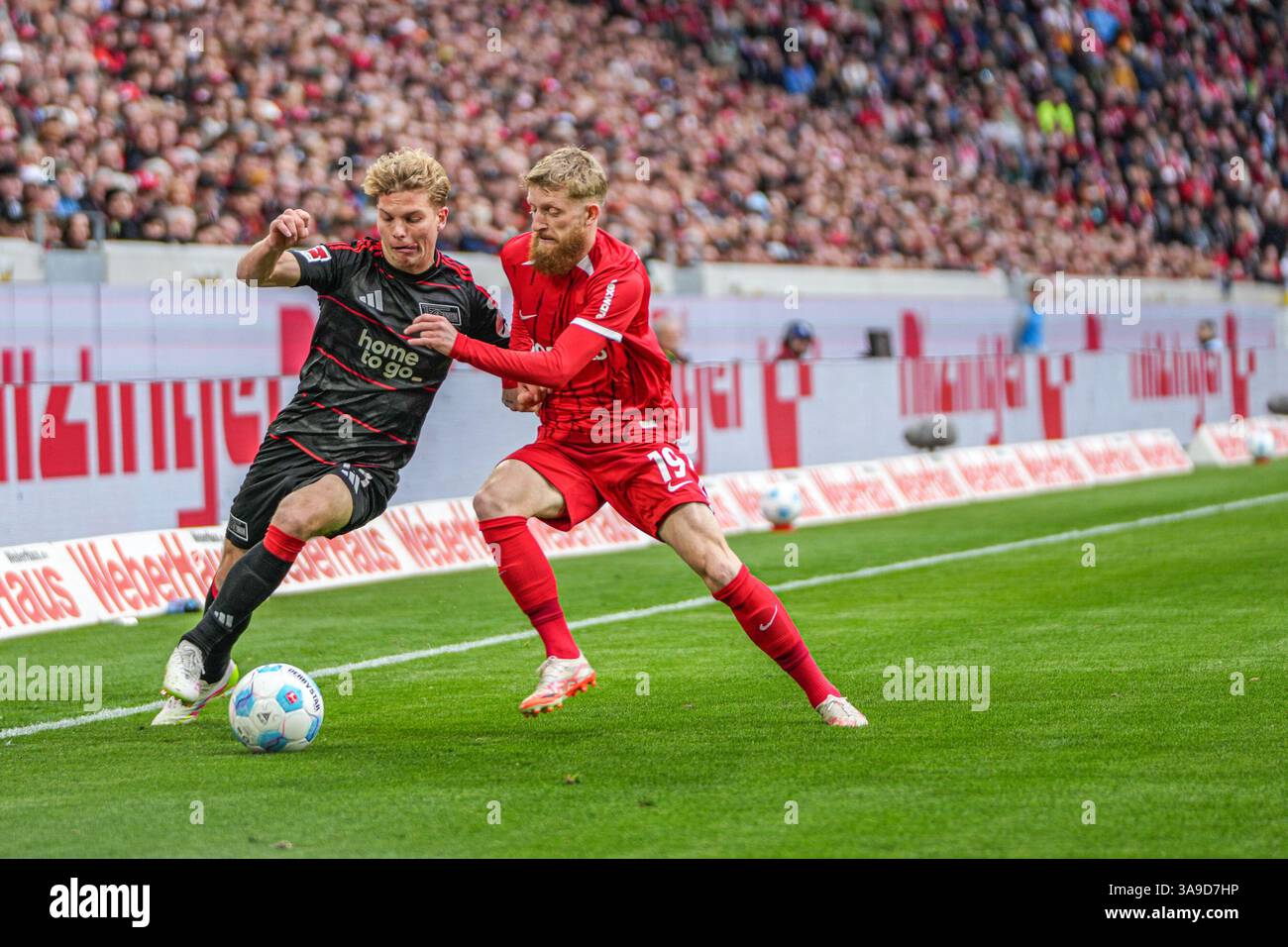 Freiburg, Deutschland. 30th Mar, 2025. Zweikampf zwischen Andr?s Sch?fer (1. FC Union Berlin 13 ...