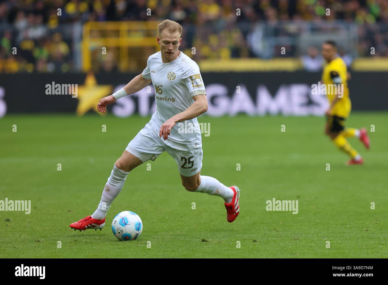 Dortmund, Deutschland. 30th Mar, 2025. Andreas Hanche-Olsen (1. FSV ...