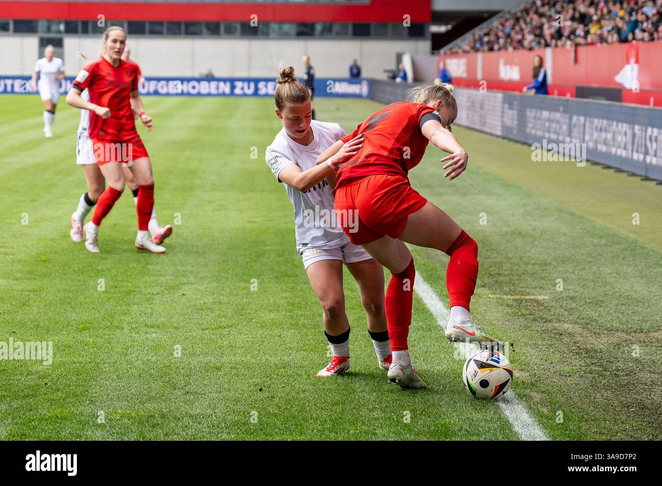 Muenchen, Deutschland. 30th Mar, 2025. Kampf um den Ball/Zweikampf zwischen Kirstin Koegel ...