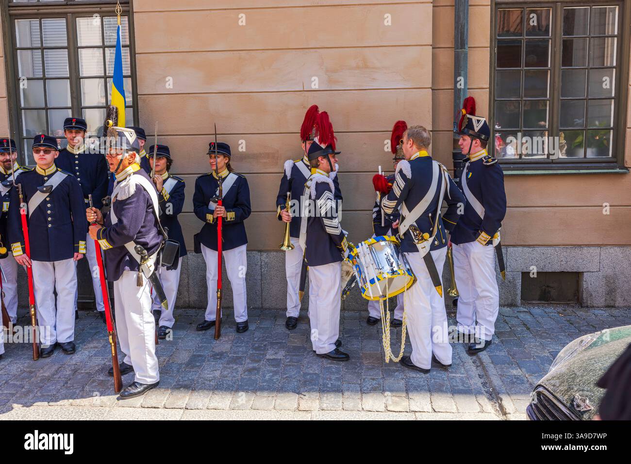 Soldiers in historical Swedish military uniforms with flag and drums ...