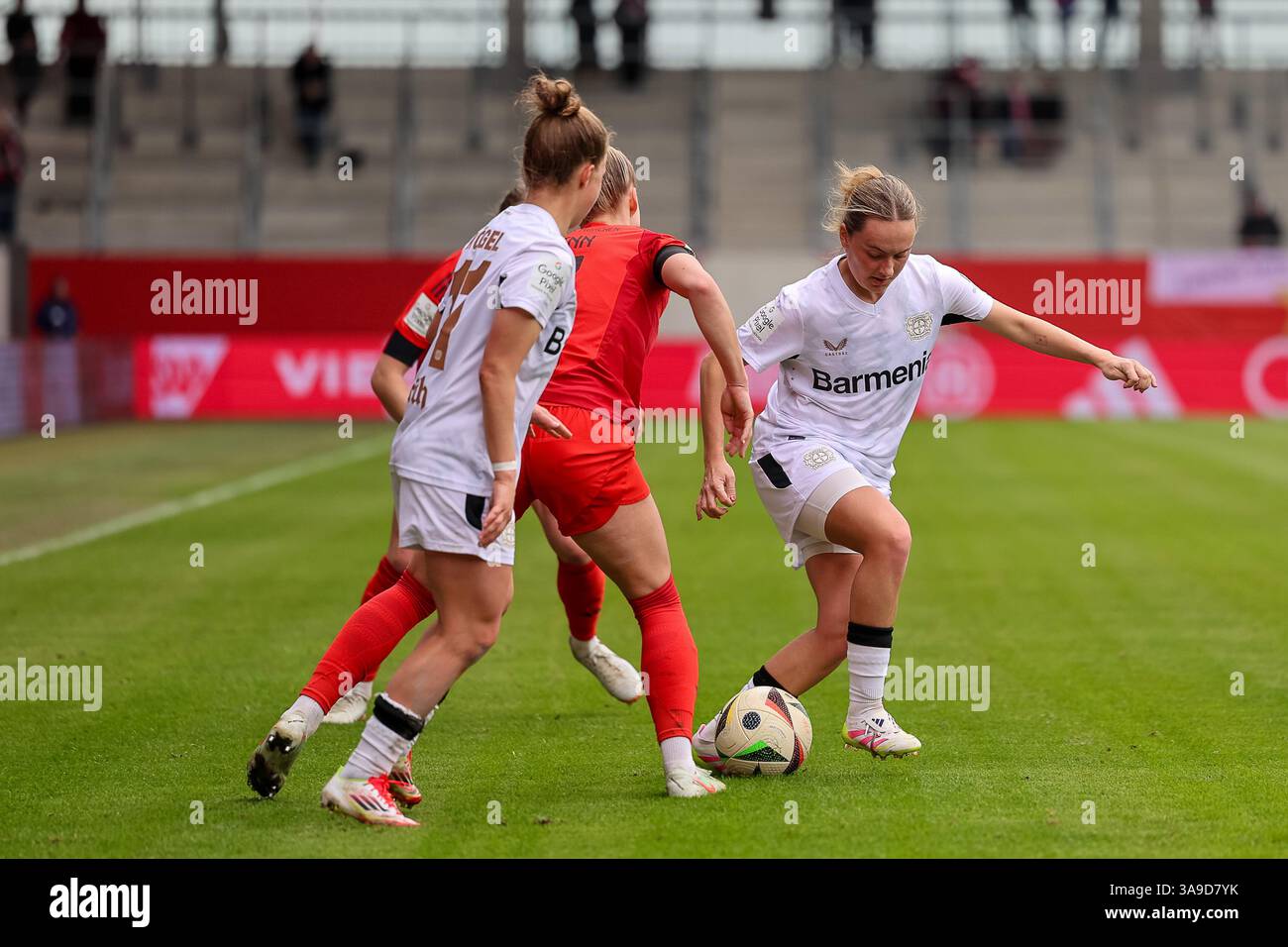 Melissa Friedrich (Bayer 04 Leverkusen, #03) im Duell mit Alara ...