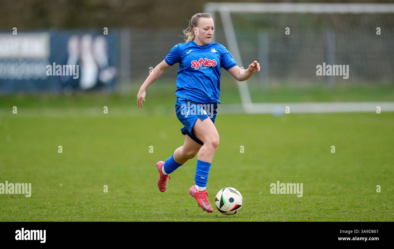 Leonie Schetter (TSG II, 19), am Ball, Freisteller, Ganzkörper ...