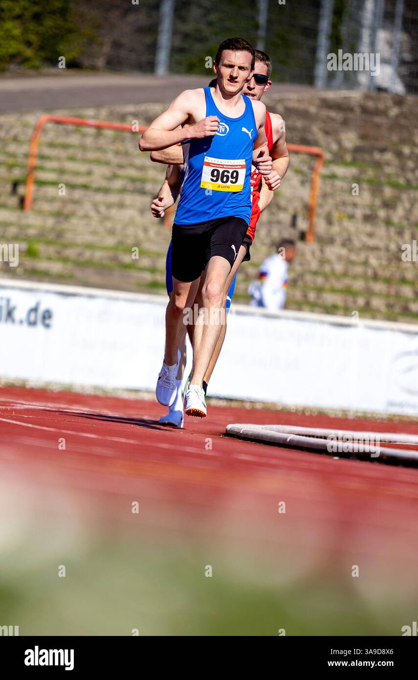 Wiesbaden, Deutschland. 29th Mar, 2025. Auf dem Weg zum Sieg: Laurin Fliedner (TV Waldstra?e ...