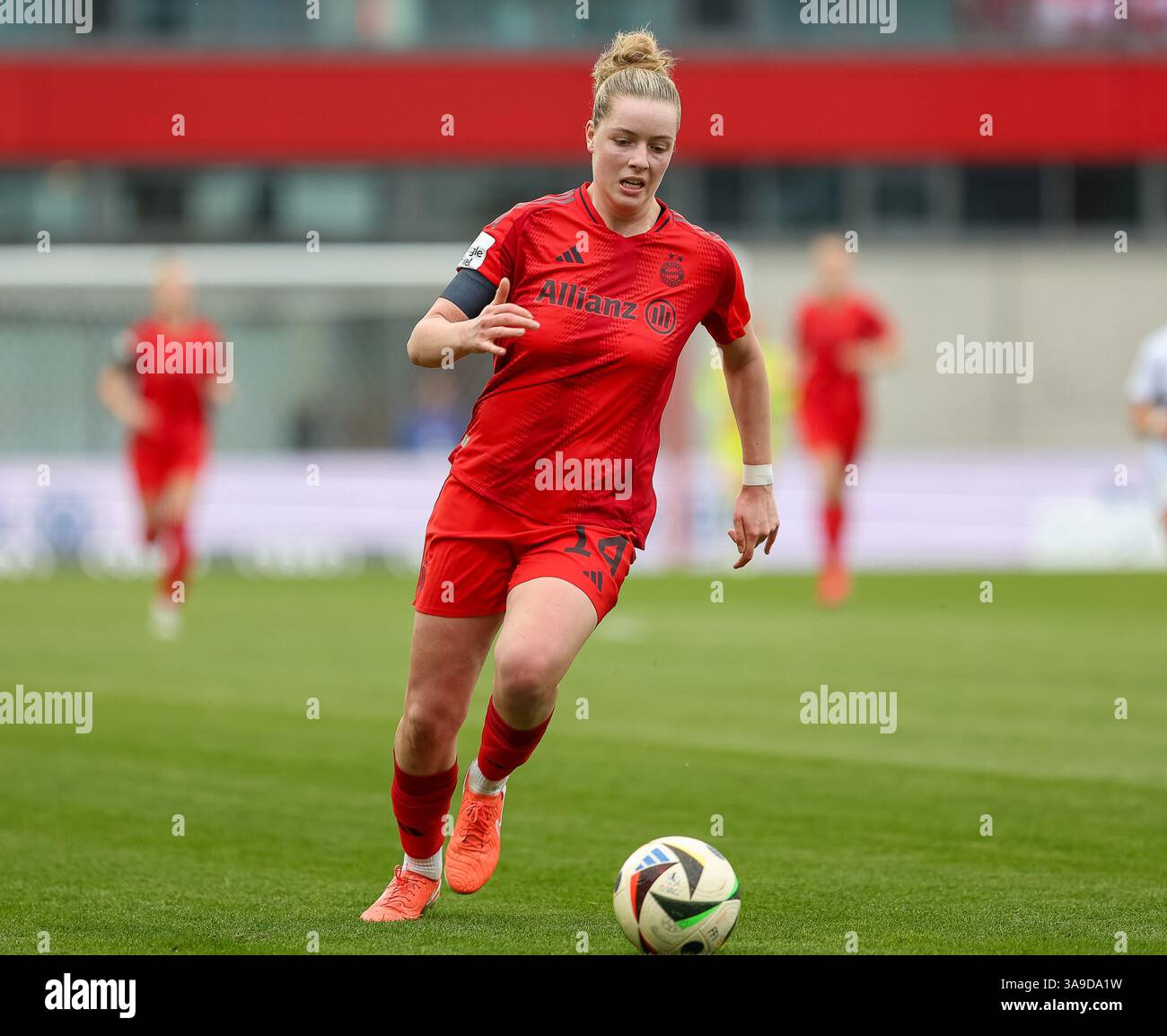 Alara Sehitler (FC Bayern Muenchen, #14) mit Ball, GER, FC Bayern ...
