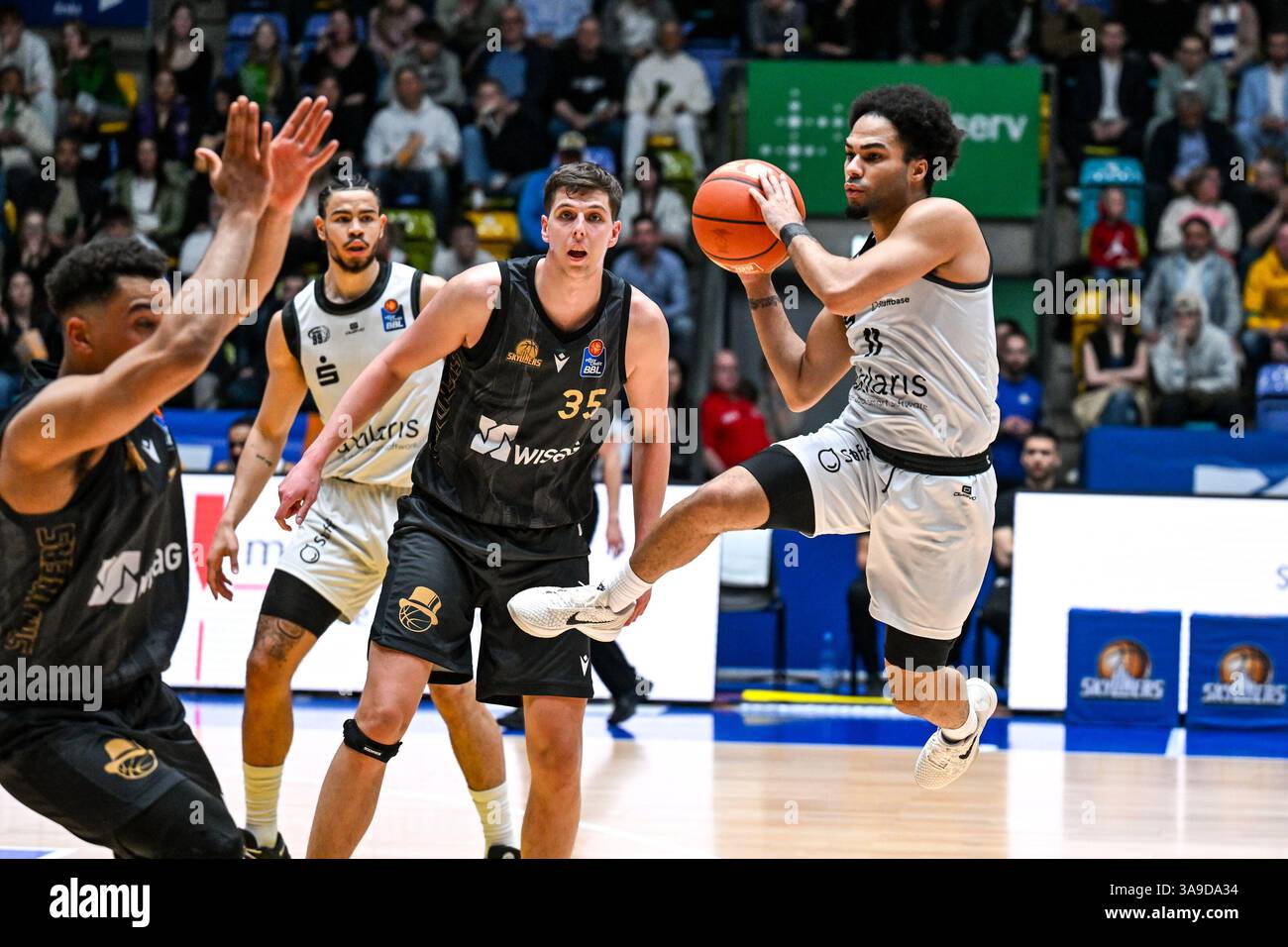 Jacob Gilyard (Niners Chemnitz, #11) am Ball, GER, Skyliners Frankfurt ...