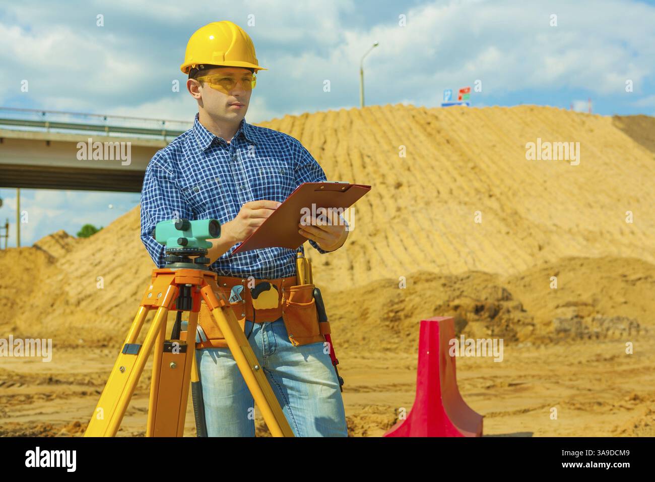 Clipboard paper building helmet hi-res stock photography and images - Alamy