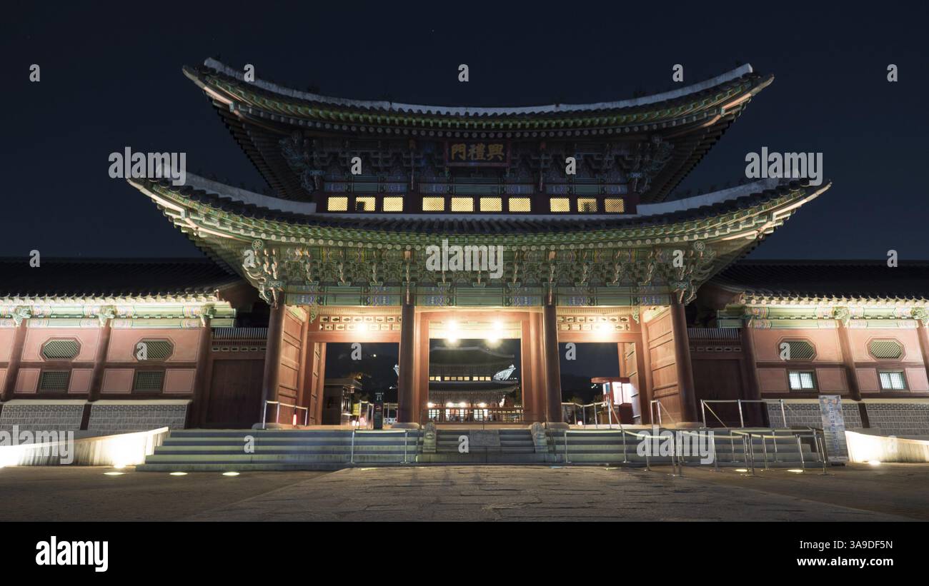 Illuminated Heungryemun Gate at night, south entrance to Gyeongbok ...