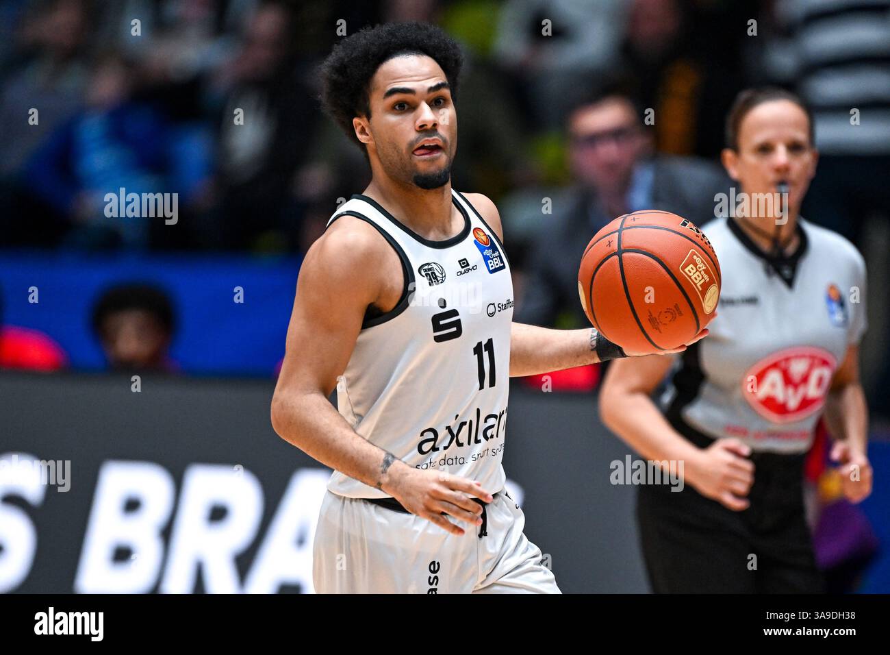 Jacob Gilyard (Niners Chemnitz, #11) am Ball, GER, Skyliners Frankfurt ...