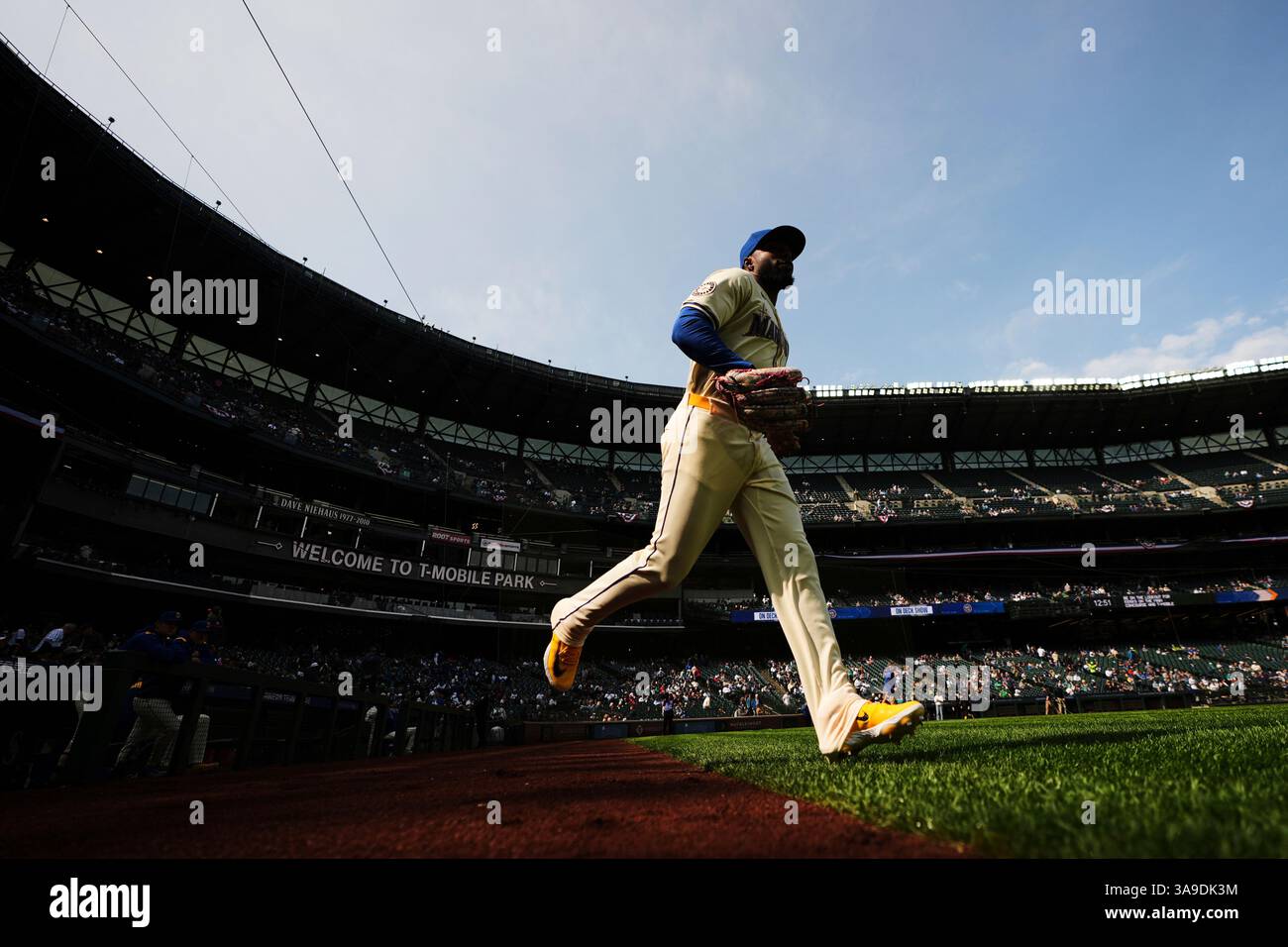 Seattle Mariners left fielder Randy Arozarena jogs out to the field ...