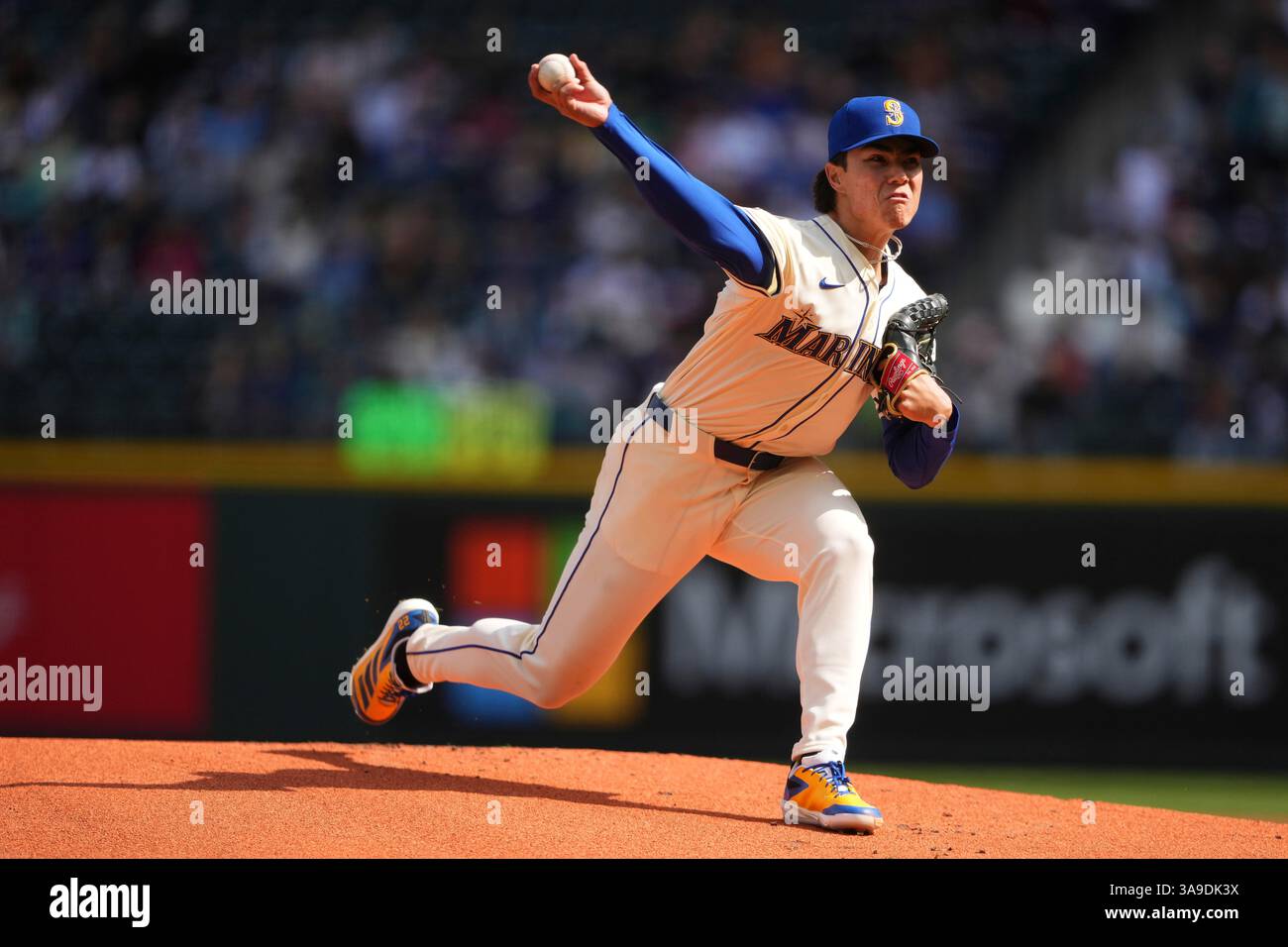Seattle Mariners starting pitcher Bryan Woo throws against the ...