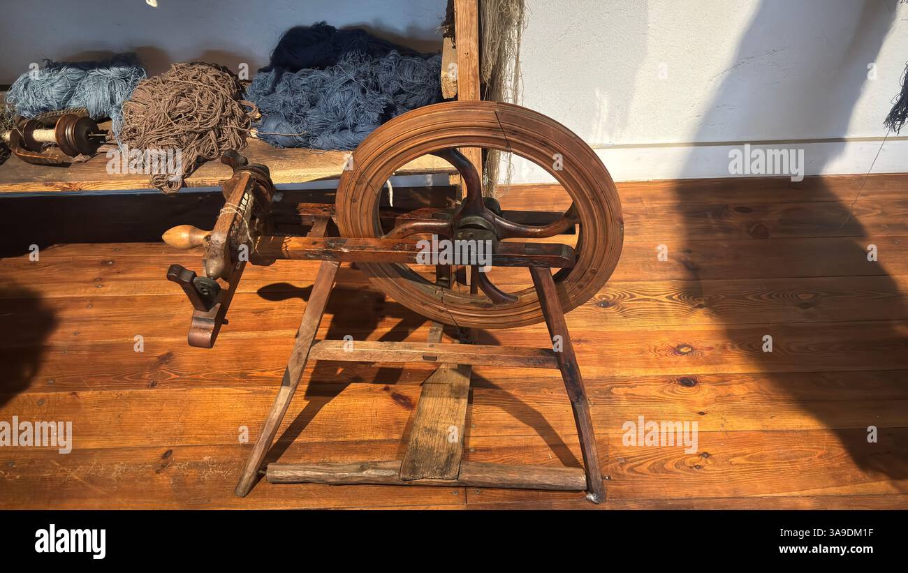 Vintage old wood spinning wheel Jenny cloth making machine home ...