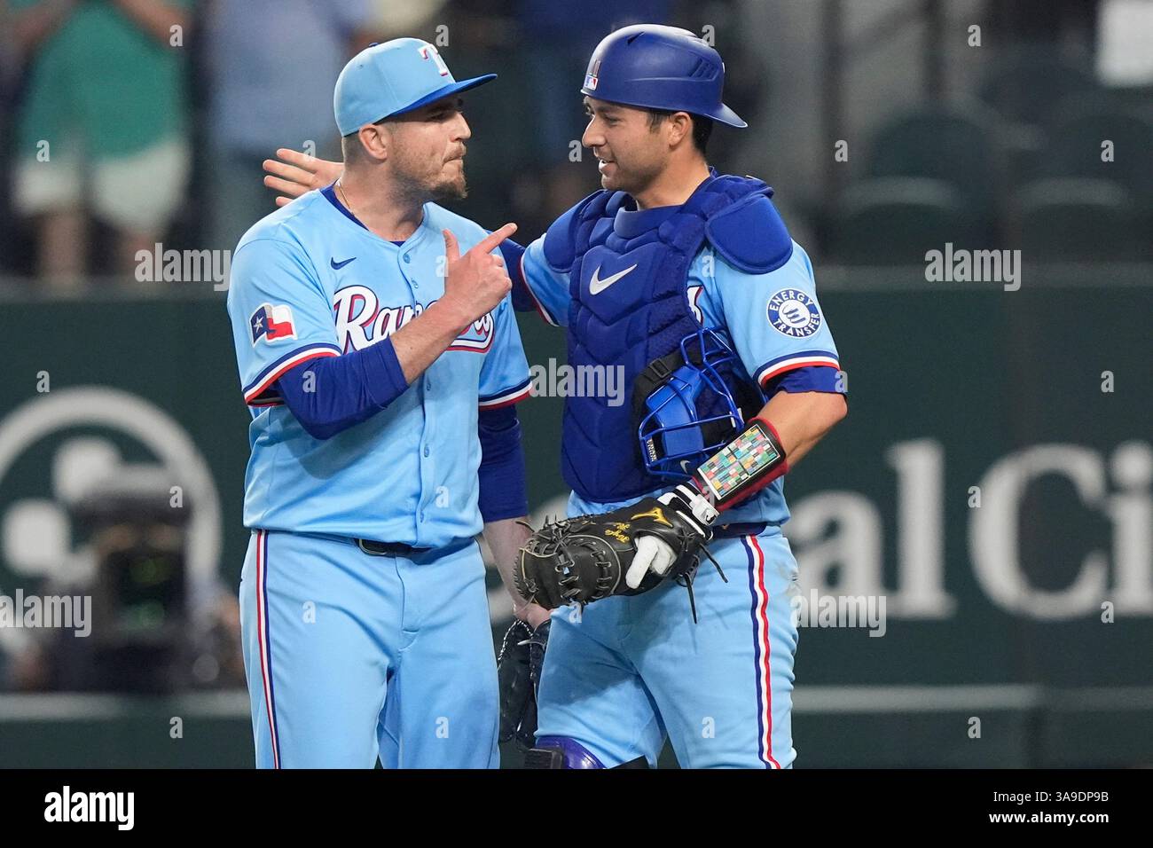 Texas Rangers closing pitcher Luke Jackson, left, gets a hug from ...