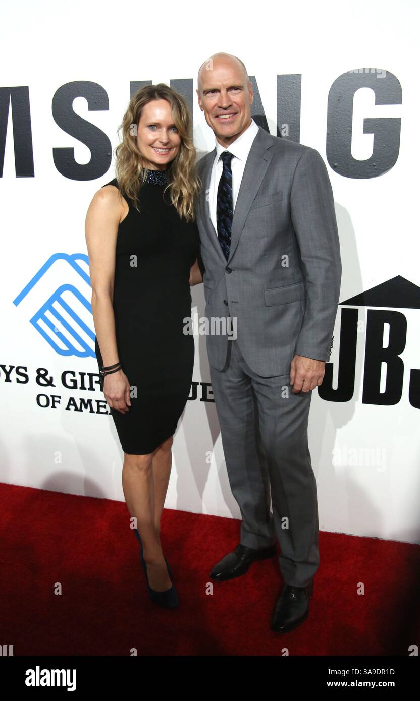 November 2, 2017 - New York, N.Y, USA - KIM CLARK, MARK MESSIER attend ...