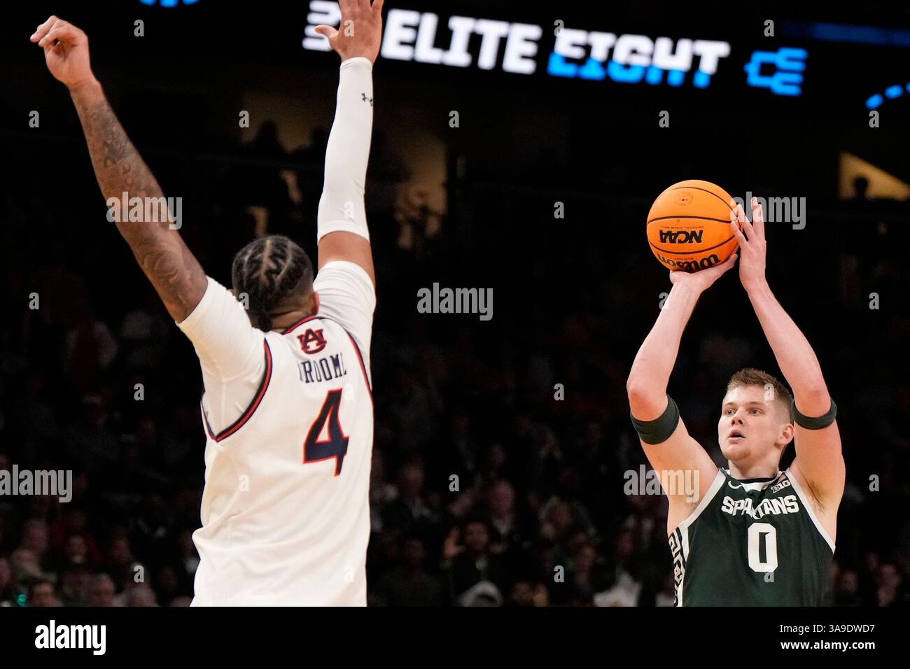 Michigan State forward Jaxon Kohler (0) shoots against Auburn forward ...