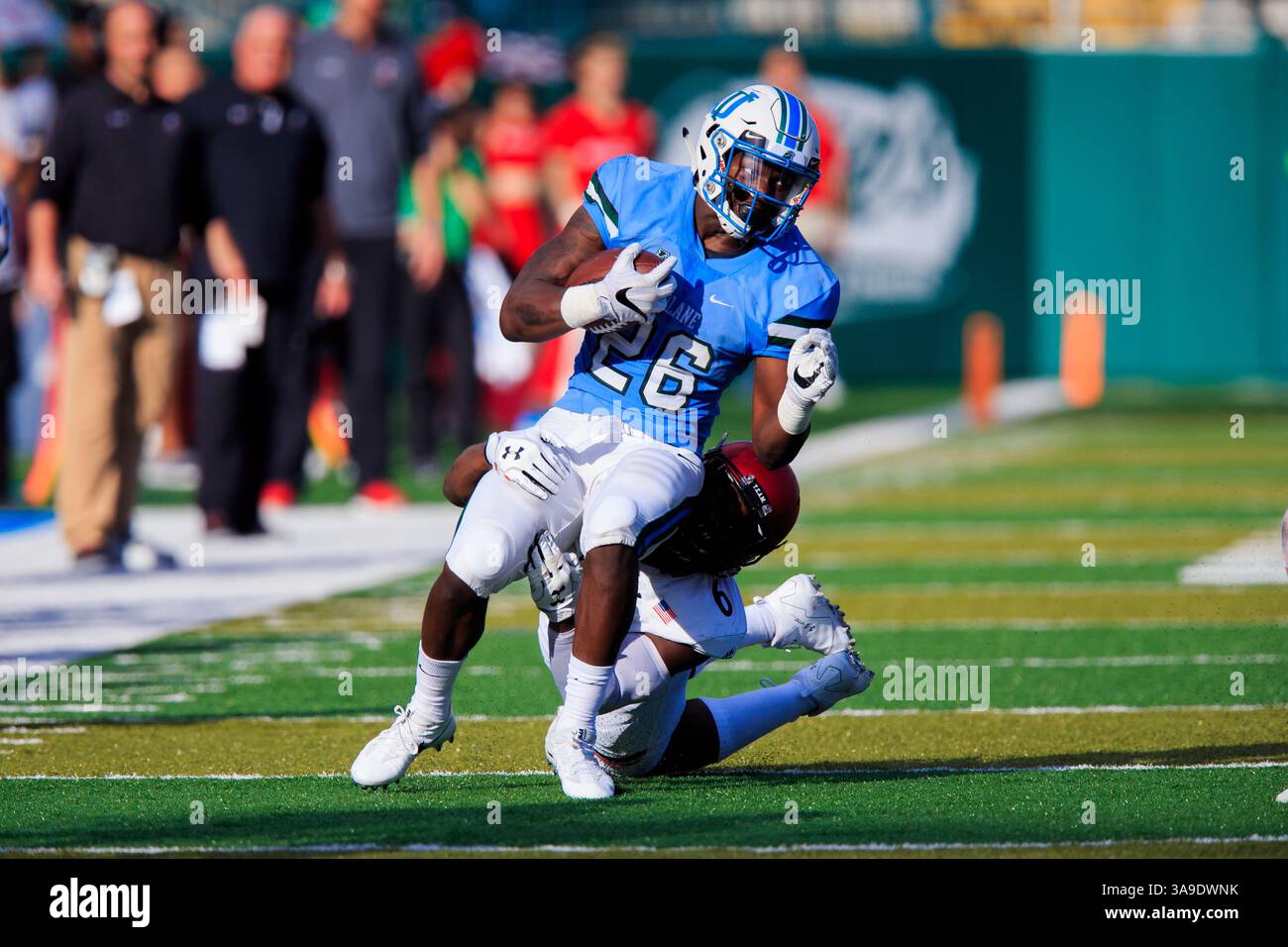 November 04, 2017: Cincinnati Bearcats linebacker Perry Young (6 ...