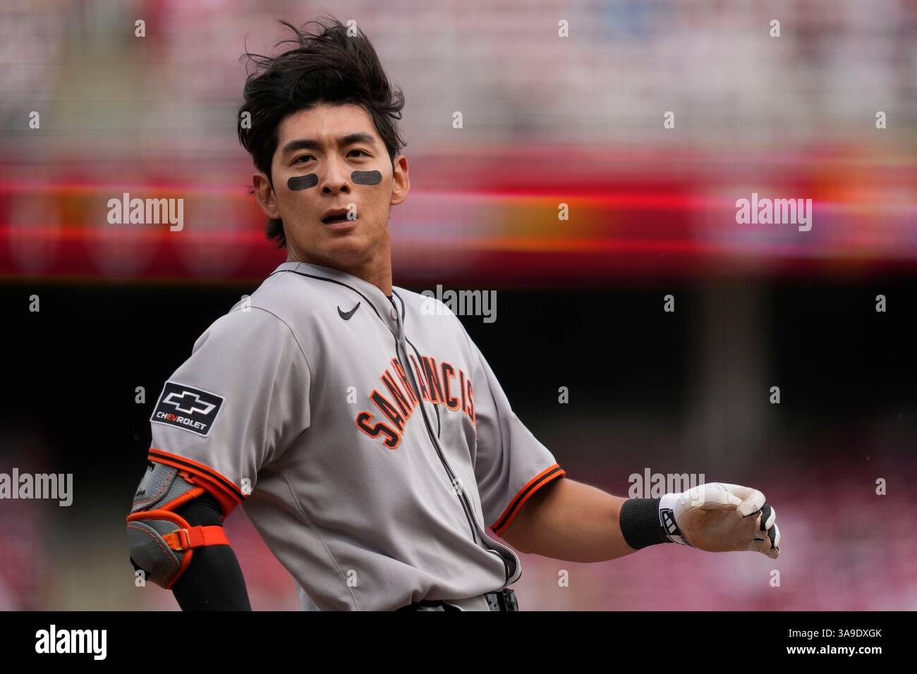 San Francisco Giants' Jung Hoo Lee pauses after running to first base ...