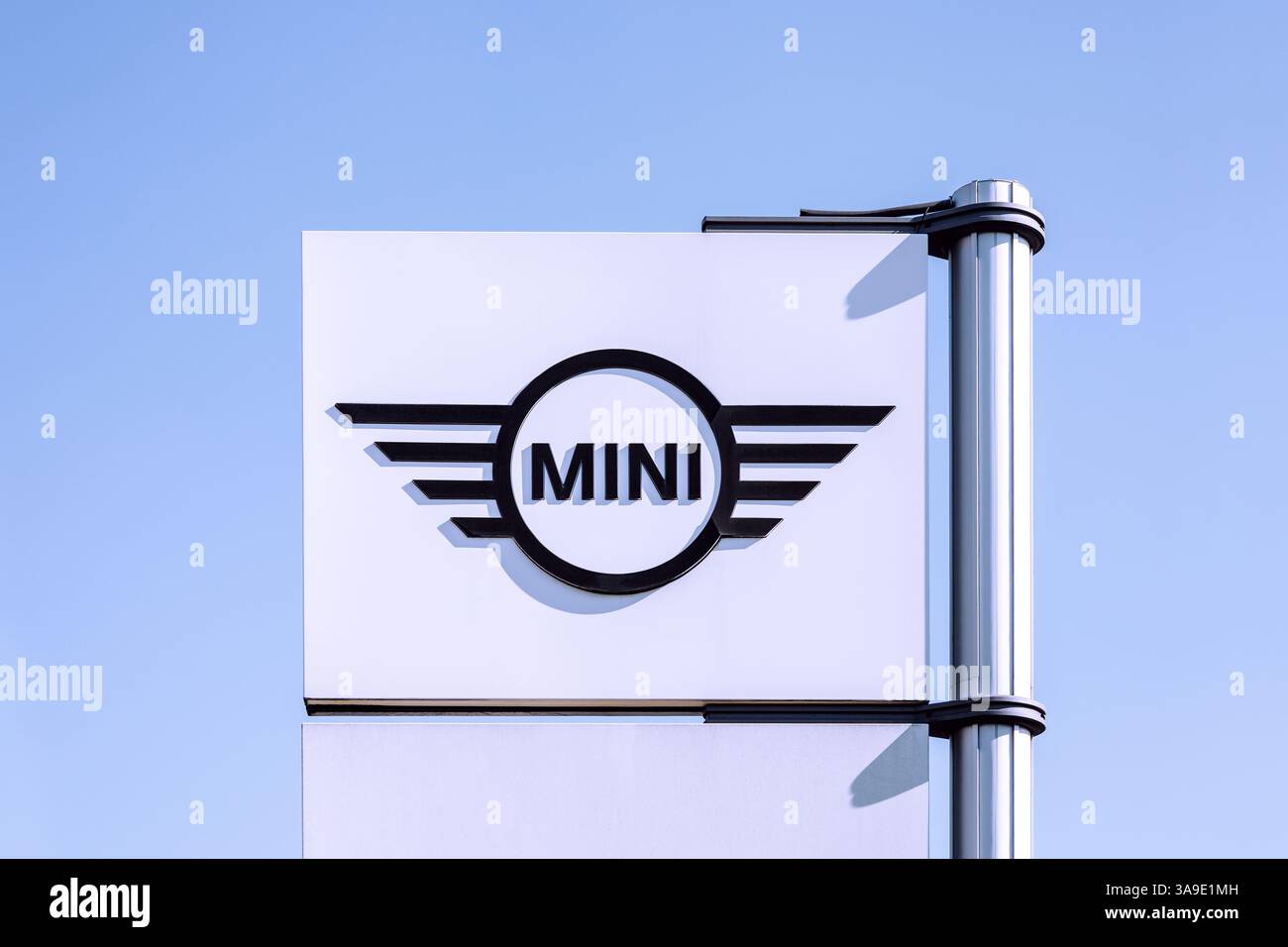 Car showroom uk 2000 hi-res stock photography and images - Alamy