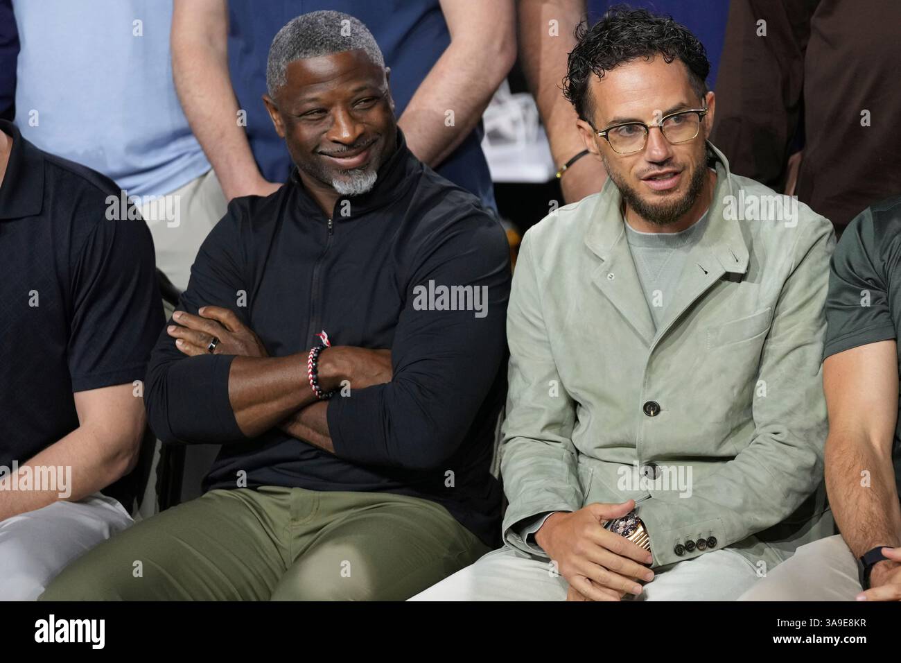 New York Jets head coach Aaron Glenn, left, sits next to Miami Dolphins ...