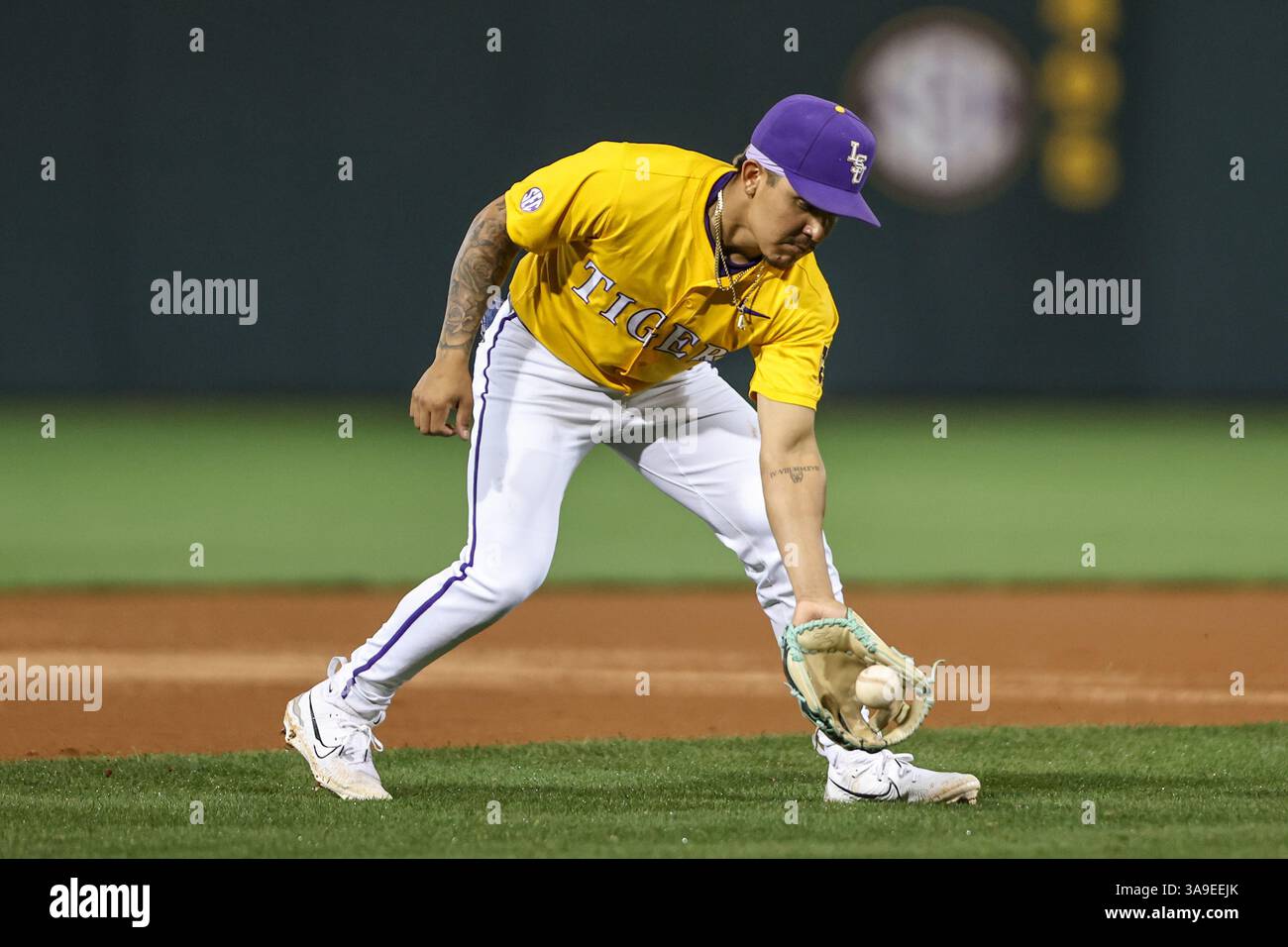 Baton Rouge, LA, USA. 29th Mar, 2025. LSU's Steven Milam (4) looks in a ...