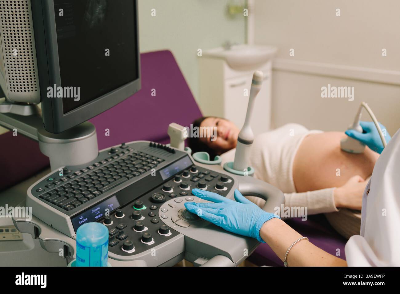 Gynecologist uses ultrasound scanner for gynecology checkup and tells ...