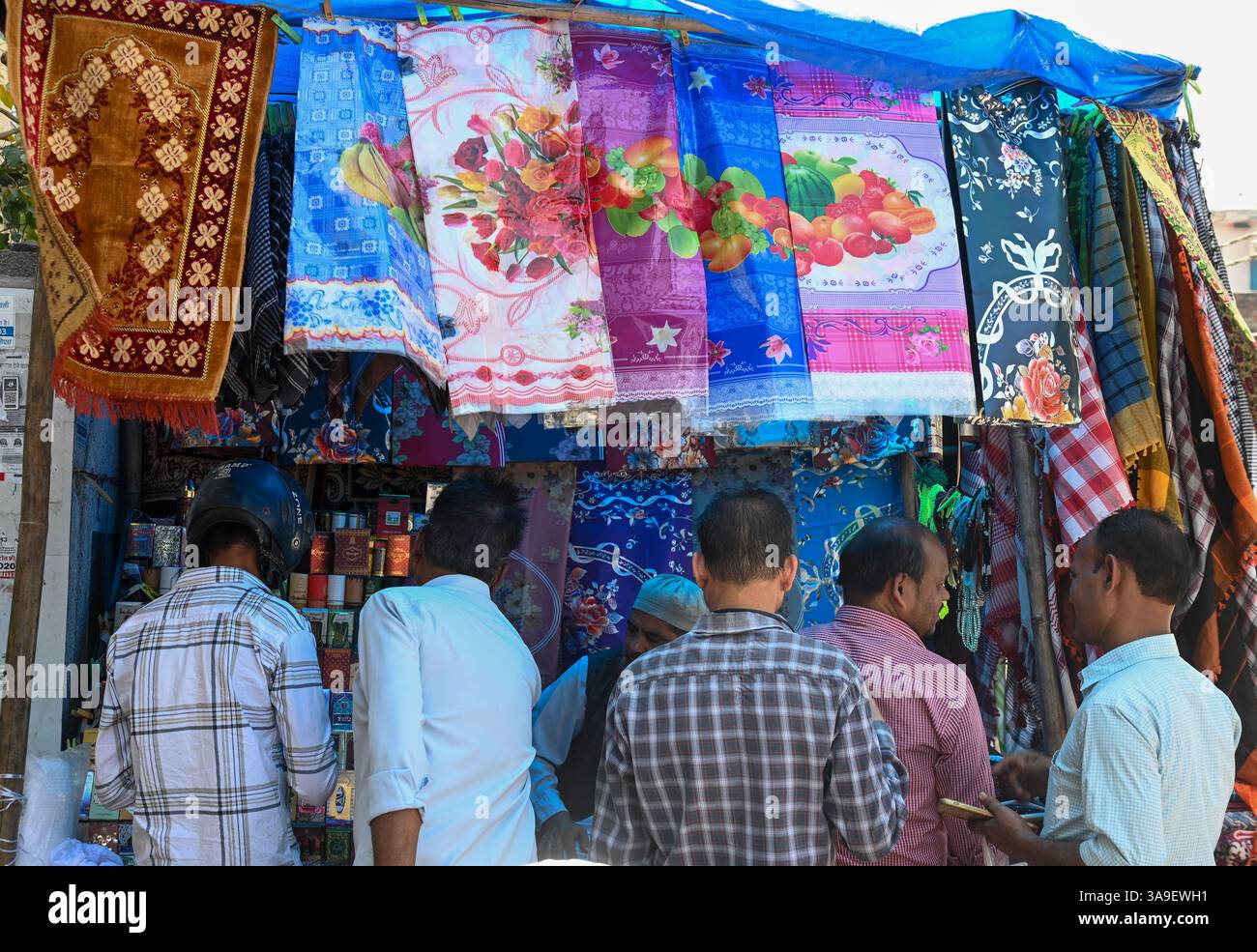 New Delhi, India. 30th Mar, 2025. NOIDA, INDIA - MARCH 30: People shop ...