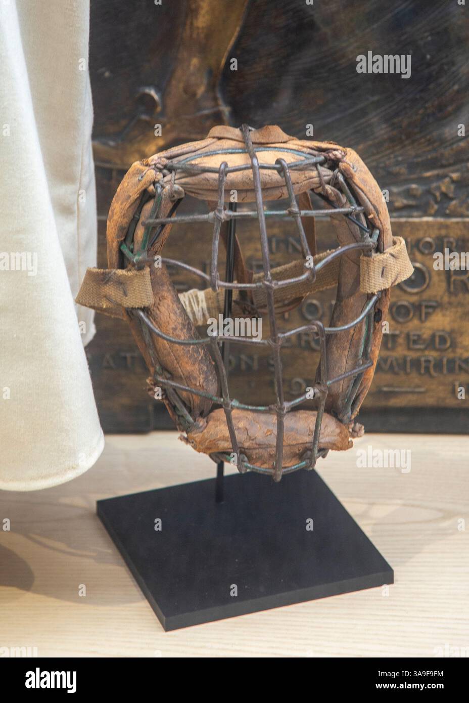Old catchers mask hi-res stock photography and images - Alamy