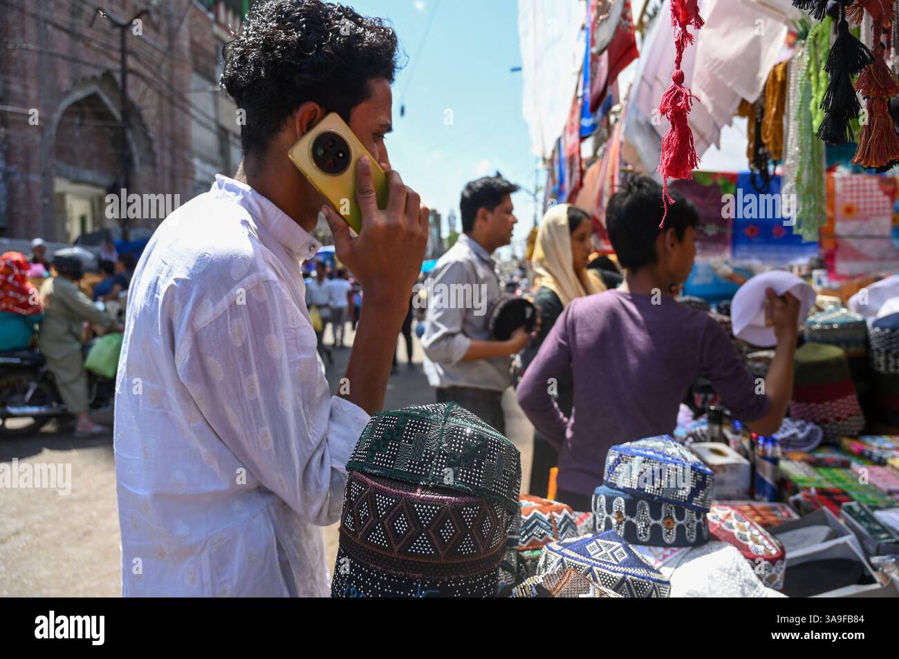 New Delhi, India. 30th Mar, 2025. NOIDA, INDIA - MARCH 30: People shop ...
