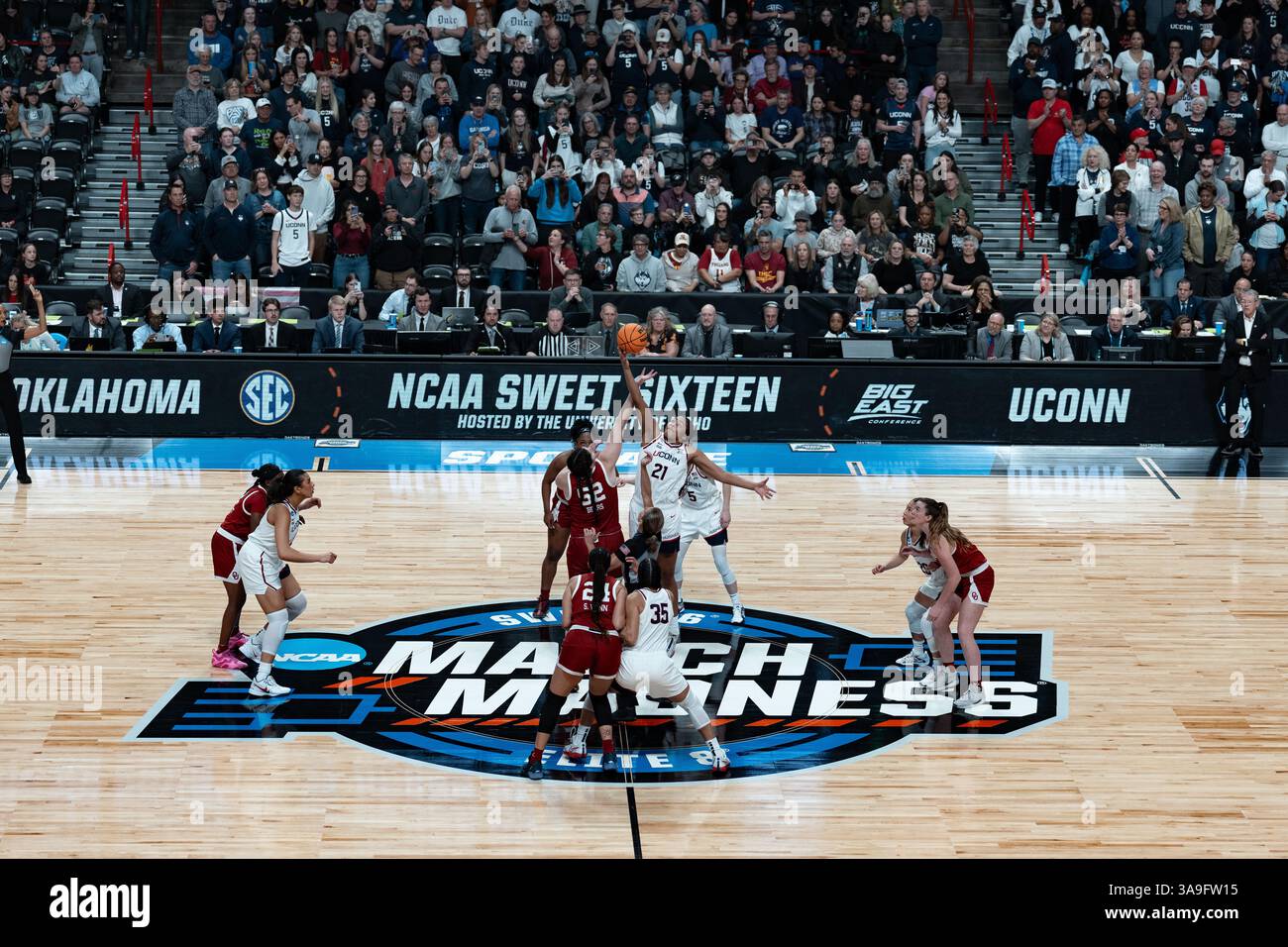 UConn Huskies forward Sarah Strong (21) jump ball against Oklahoma ...